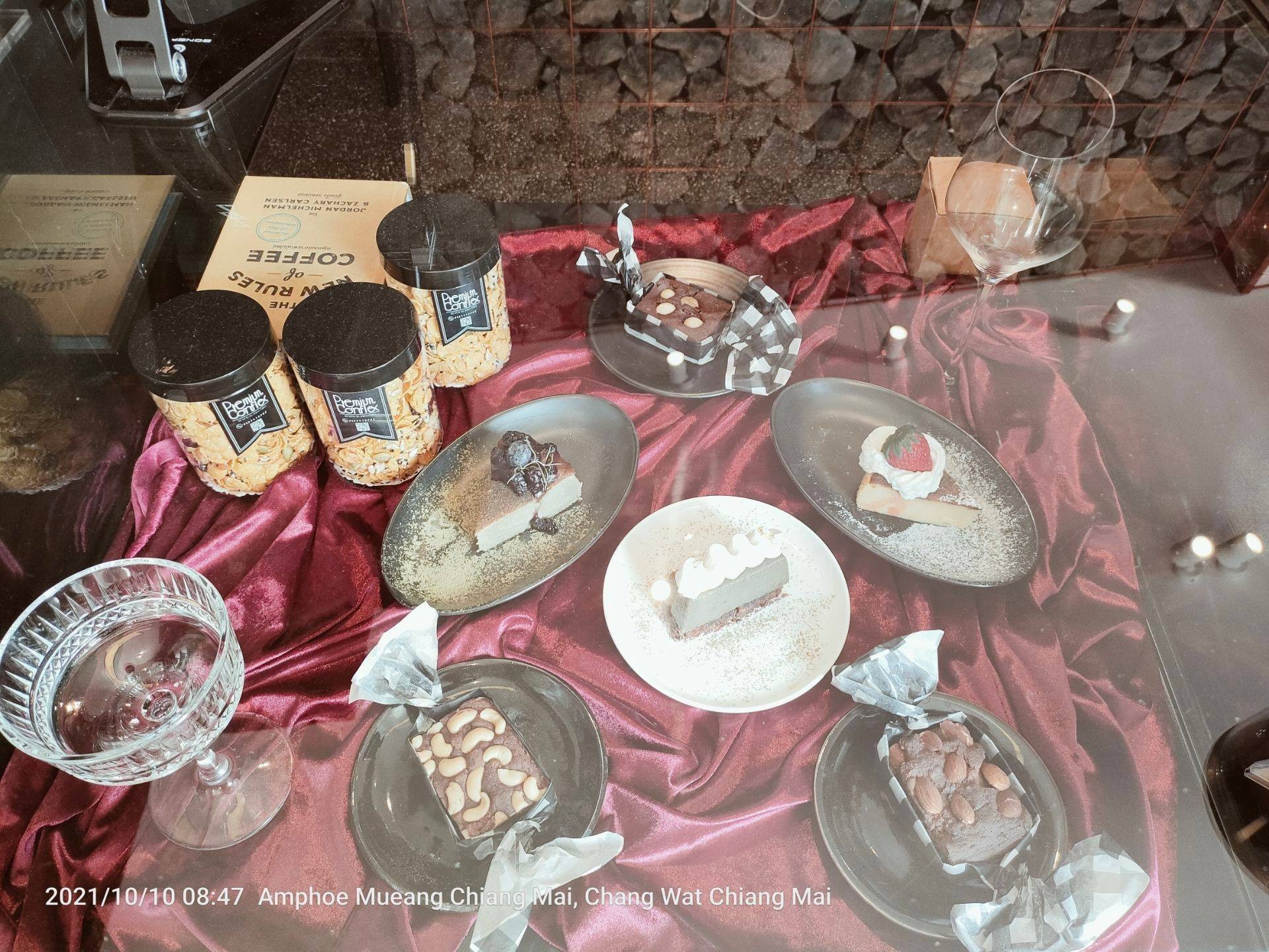 รีวิว SEVEN • SLASH • TWO - ร้านบรรยากาศดีมากค่ะ แอร์เย็น บริการดี และ ...