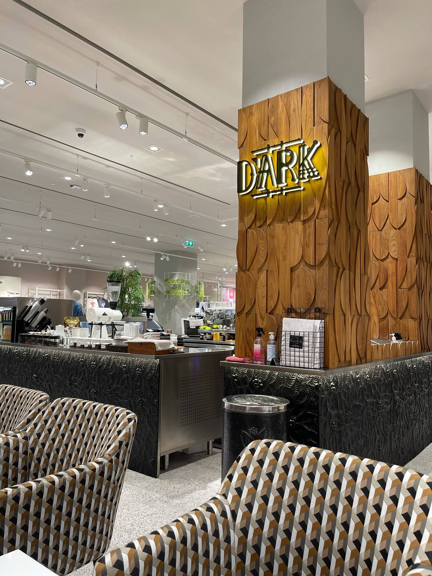 รีวิว Dark Cafe Centralworld - Cafe ในร้าน H&M