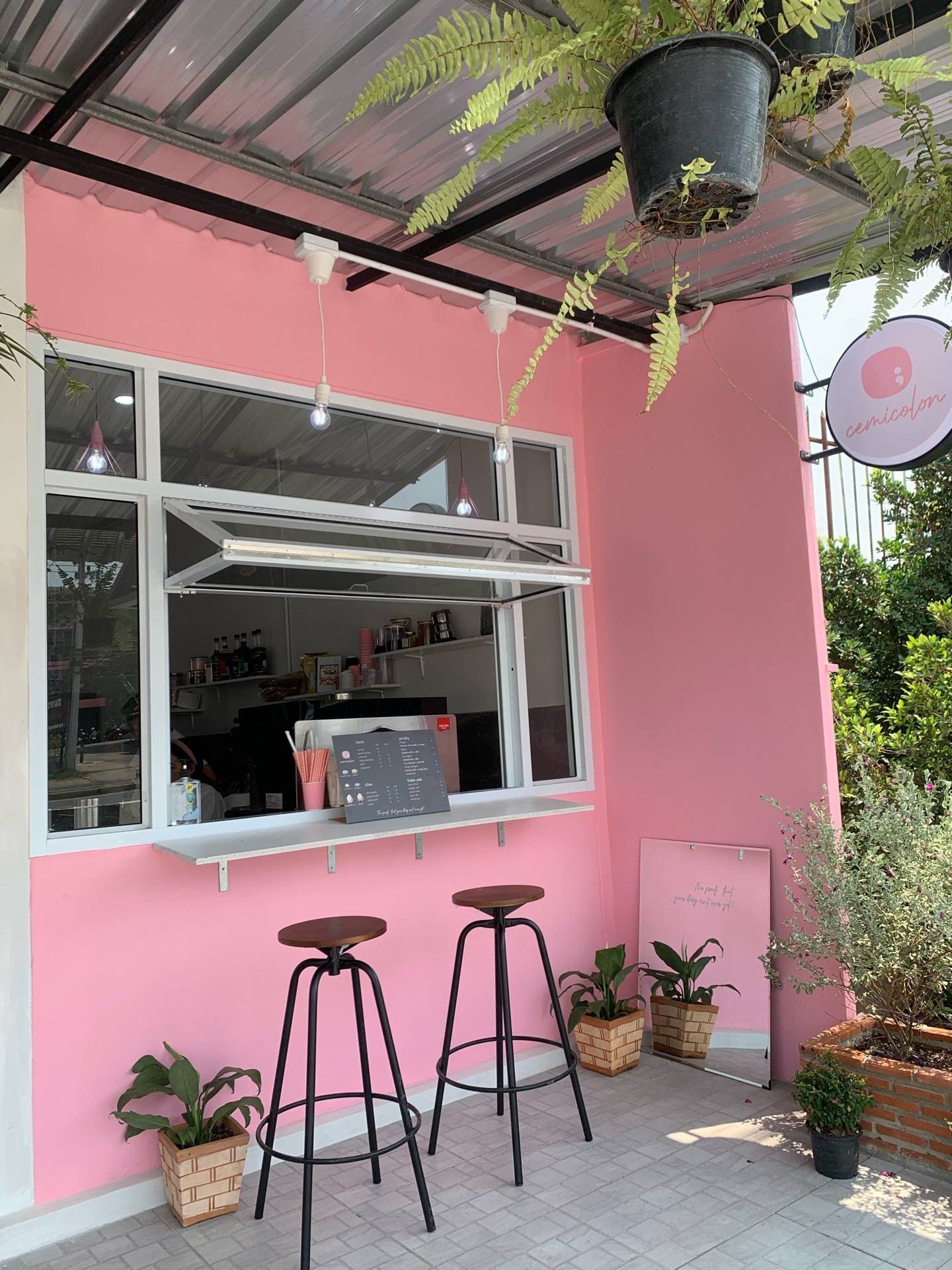 รีวิว Cemicolon ; - บรรยากาศร้านน่ารักมาก สีชมพูหวานๆ เครื่องดื่มรสชาติ ...