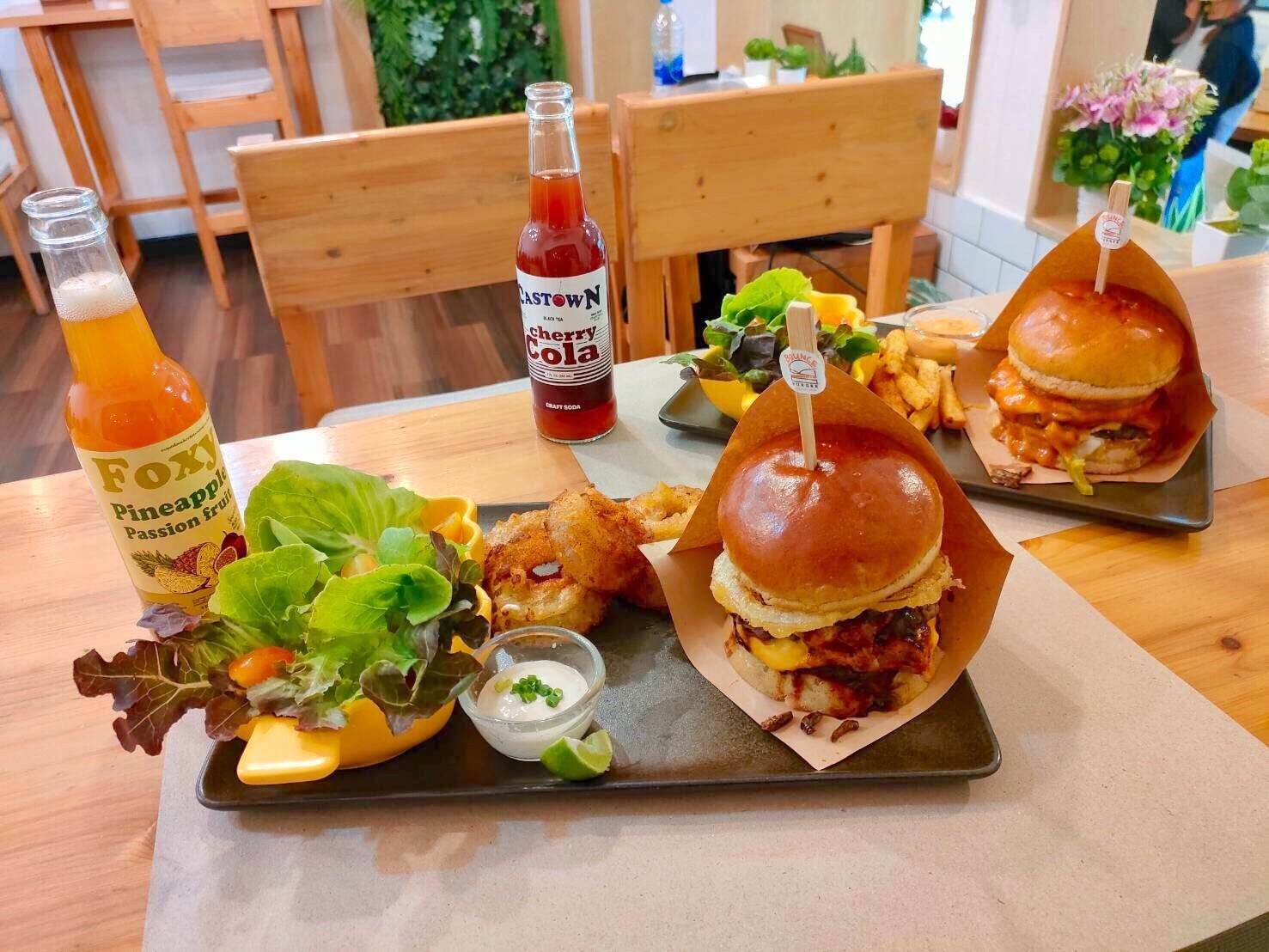 รีวิว BOUNCE One Bite-BOUNCE Burger สุขุมวิท 71 - เบอร์เกอร์แปลก ทำจากผงจิ้งหรีด แต่อร่อย