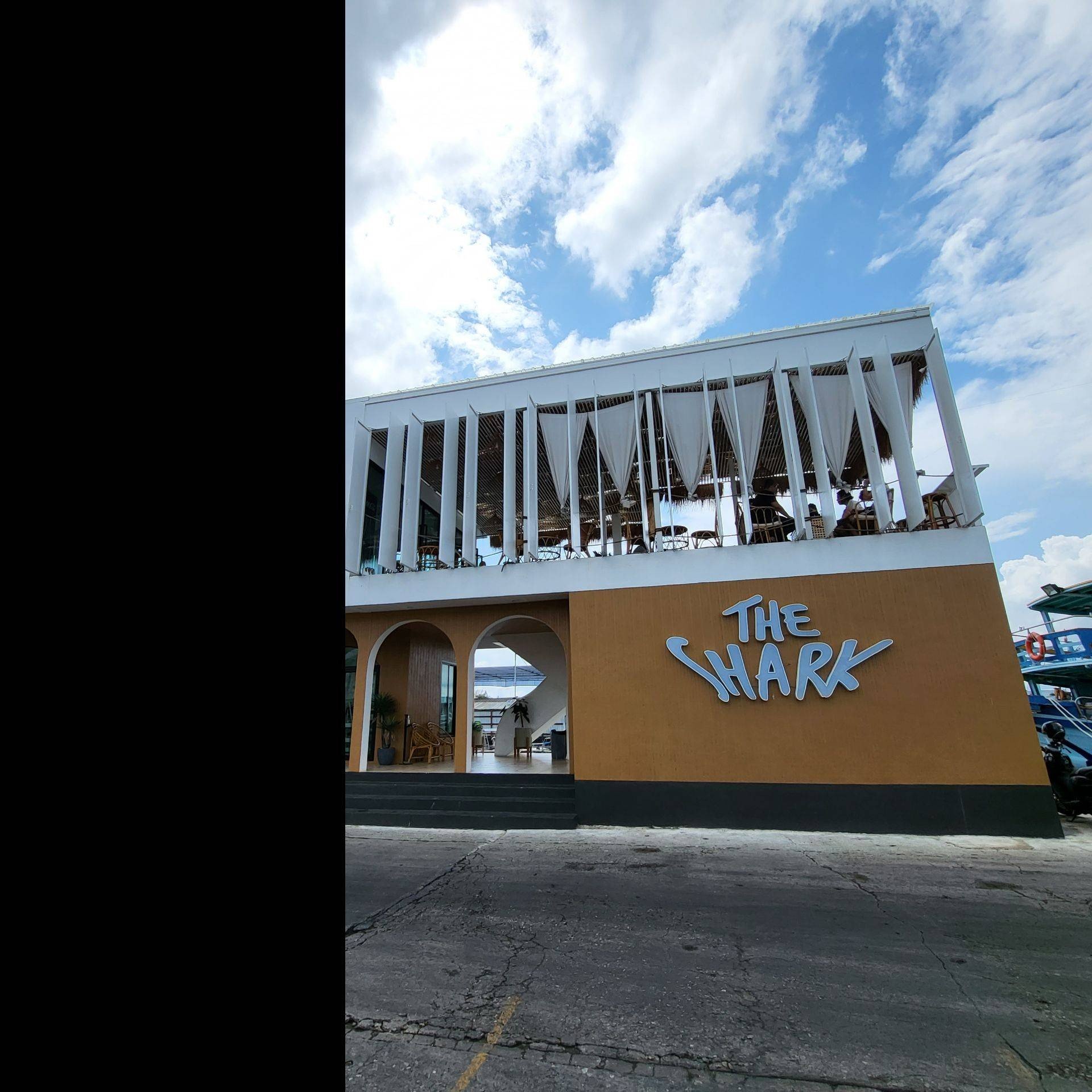 รีวิว The shark cafe - ร้านติดท่าเรือ