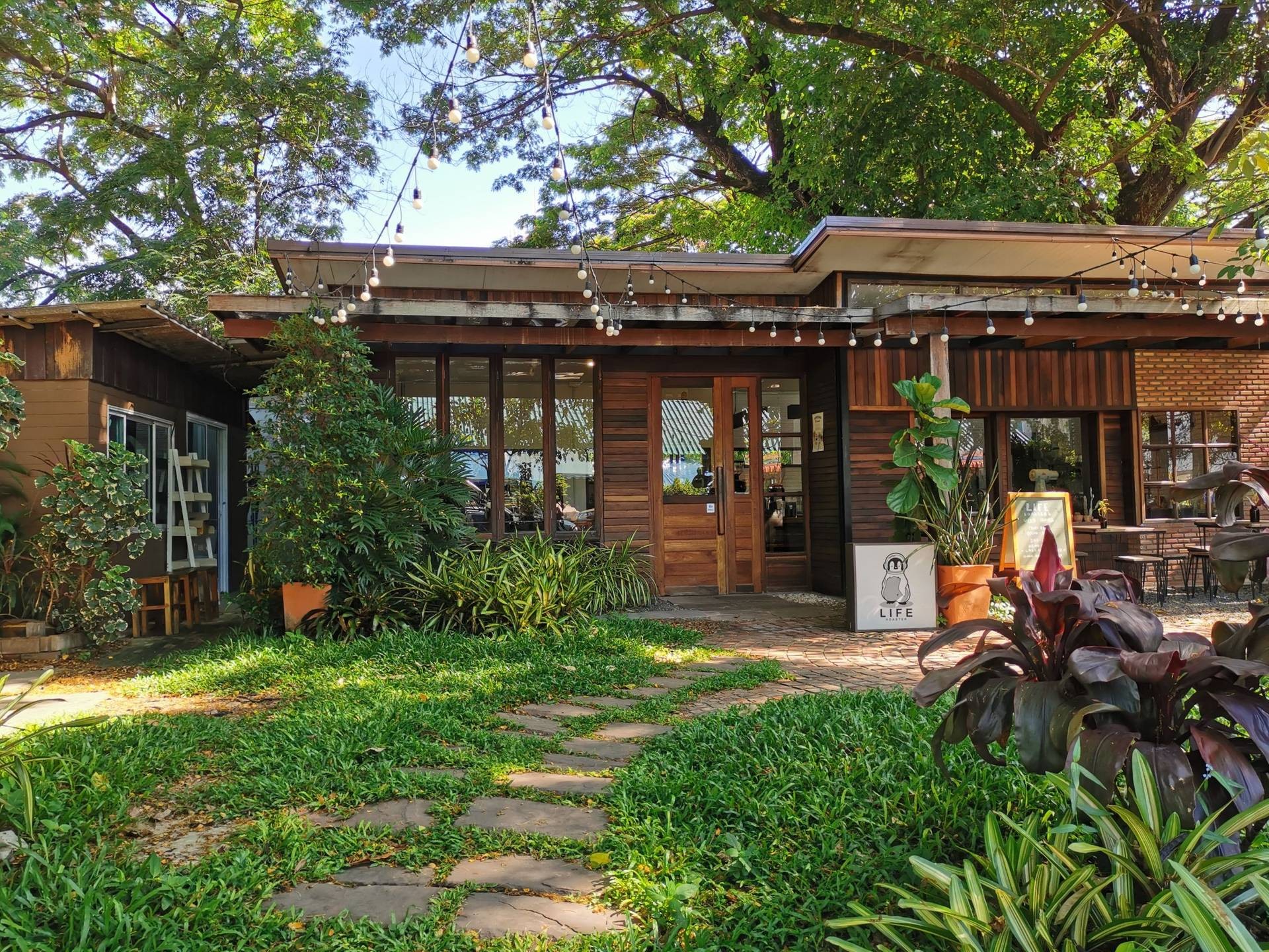 รีวิว LIFE Roasters Ubonratchathani - บรรยากาศร่มรื่น นั่งสบาย กาแฟหอมกรุ่น