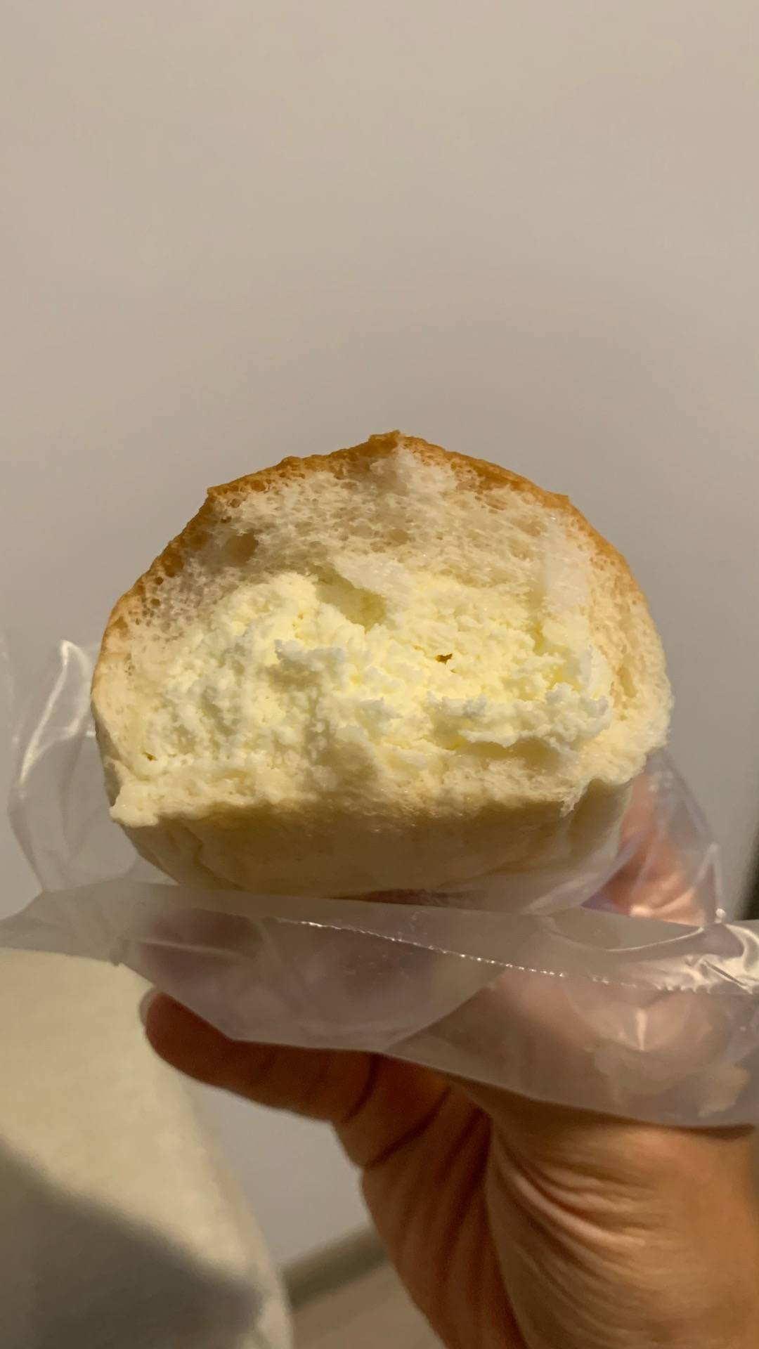 ขนมปังไส้ครีมสด ร้าน Little C Bangkok เซ็นทรัล ลาดพร้าว