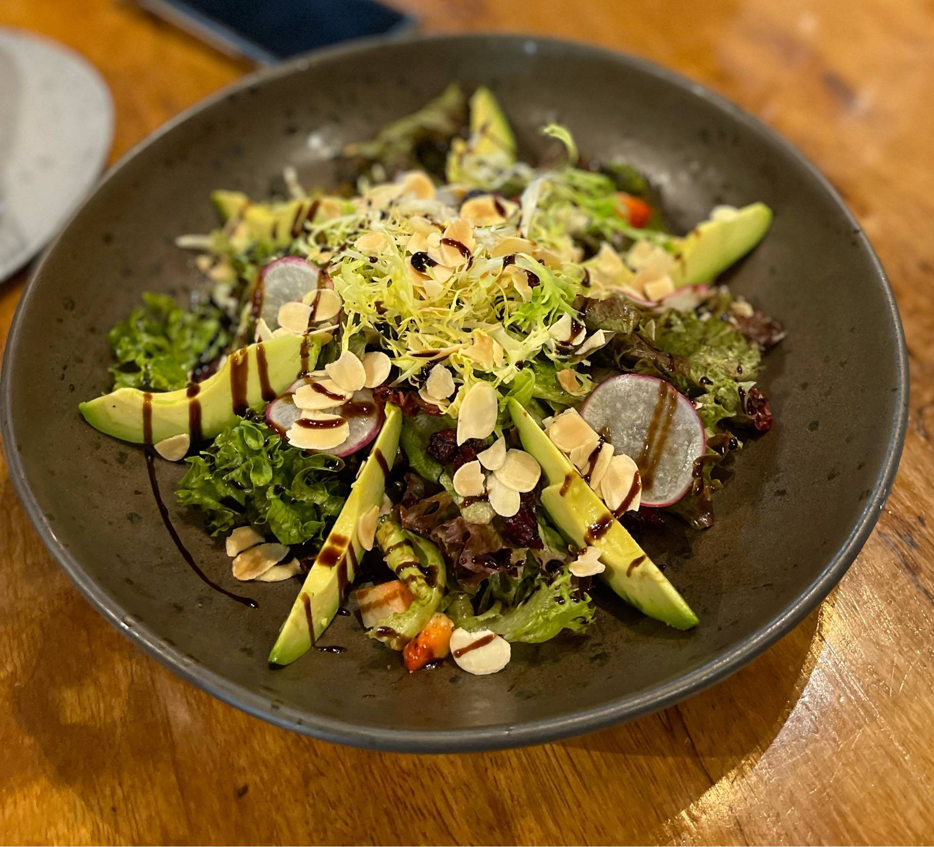 Avocado salad • อร่อยดี ชอบแอลมอนด์ที่โรยมา ร้าน COAL Bistro - Wongnai
