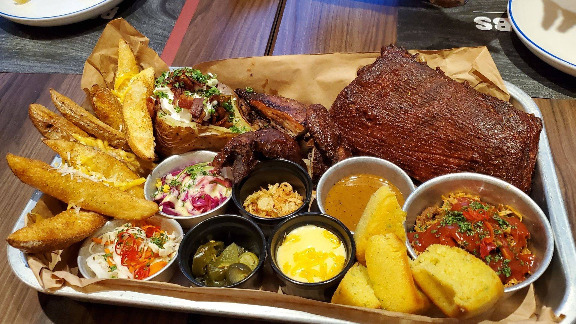 รีวิว Rolling Ribs Brew Bar & BBQ - อาหารอเมริกันเนื้อๆ จัดเต็ม