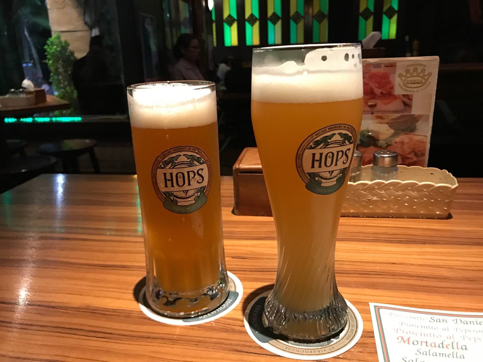 รีวิว Hops Brewhouse - ร้านเบียร์ในตำนานของชาวพัทยา พิซซ่าดี เบียร์สด ...