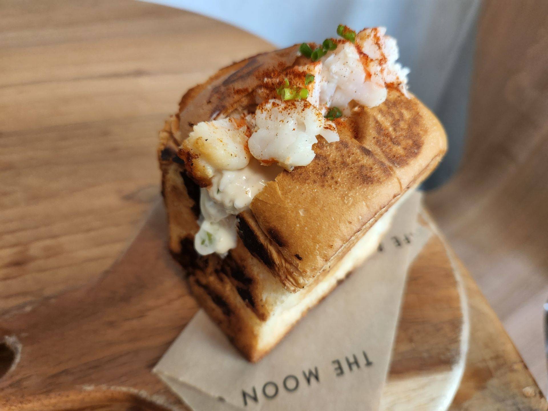 รีวิว MOON cafe & eatery - ร้านสวย กาแฟหอม