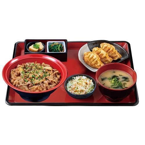 เนื้อย่างเกี๊ยวซ่าเบนโตะ • Beef yakiniku with gyoza bento ร้าน Sukiya ...