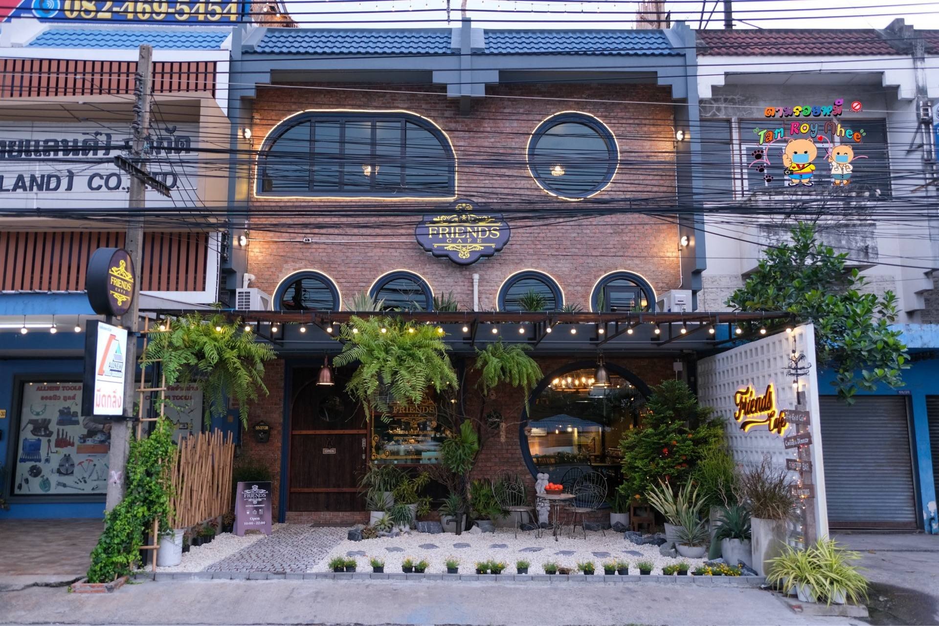 รีวิว Friends Cafe - จุดเช็คอินแห่งใหม่ของชลบุรี เป็นทั้งร้านอาหาร ...