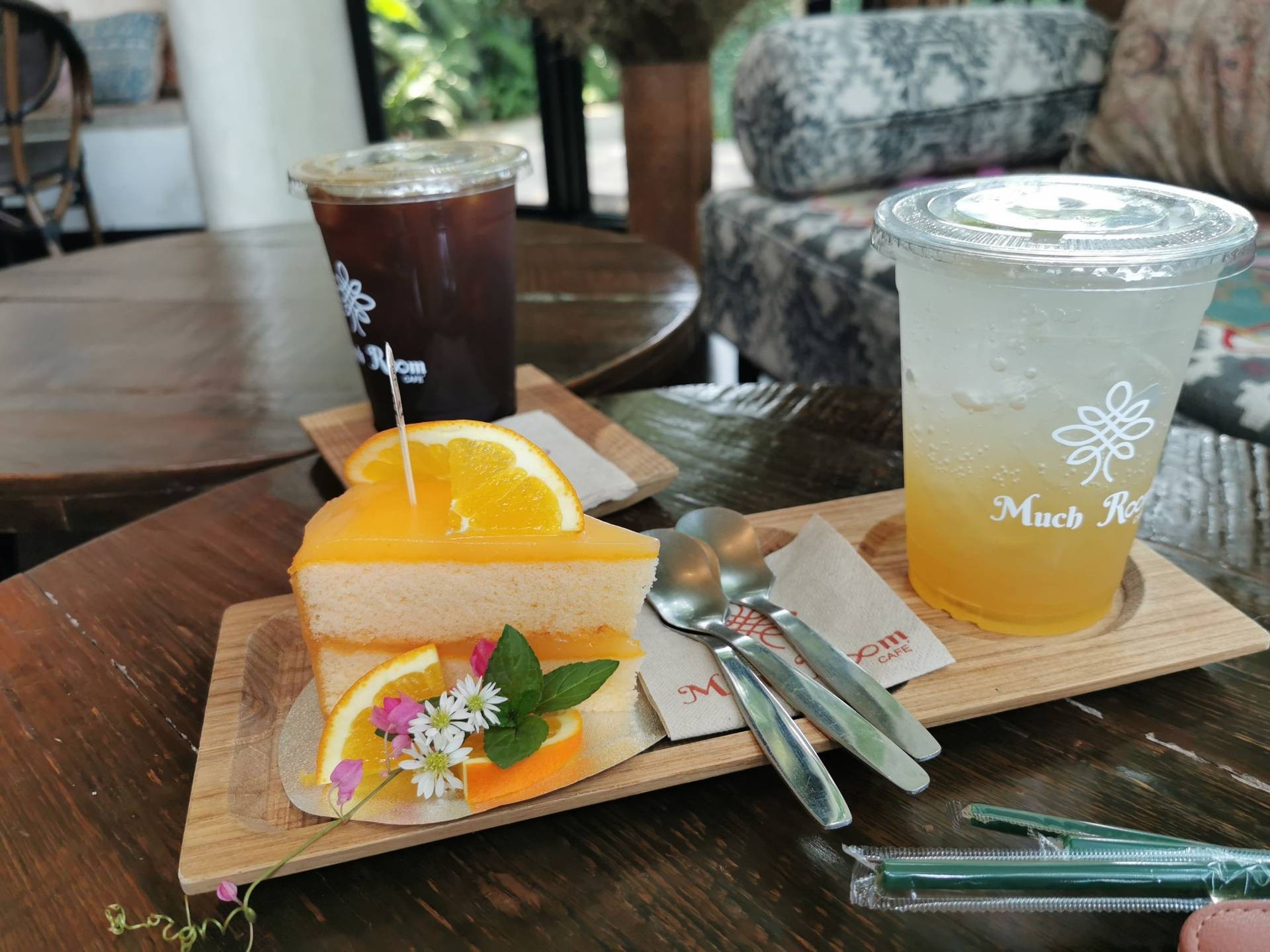 รีวิว Much Room Cafe - คาเฟ่ใต้ร่มเงาไม้ใหญ่