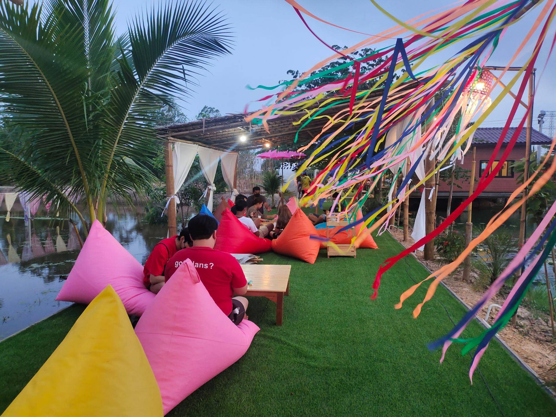 รีวิว มาดูนา คาเฟ่ (Ma'Dona cafe') พนัสนิคม - มุมถ่ายรูปเยอะ อาหารอร่อย ...