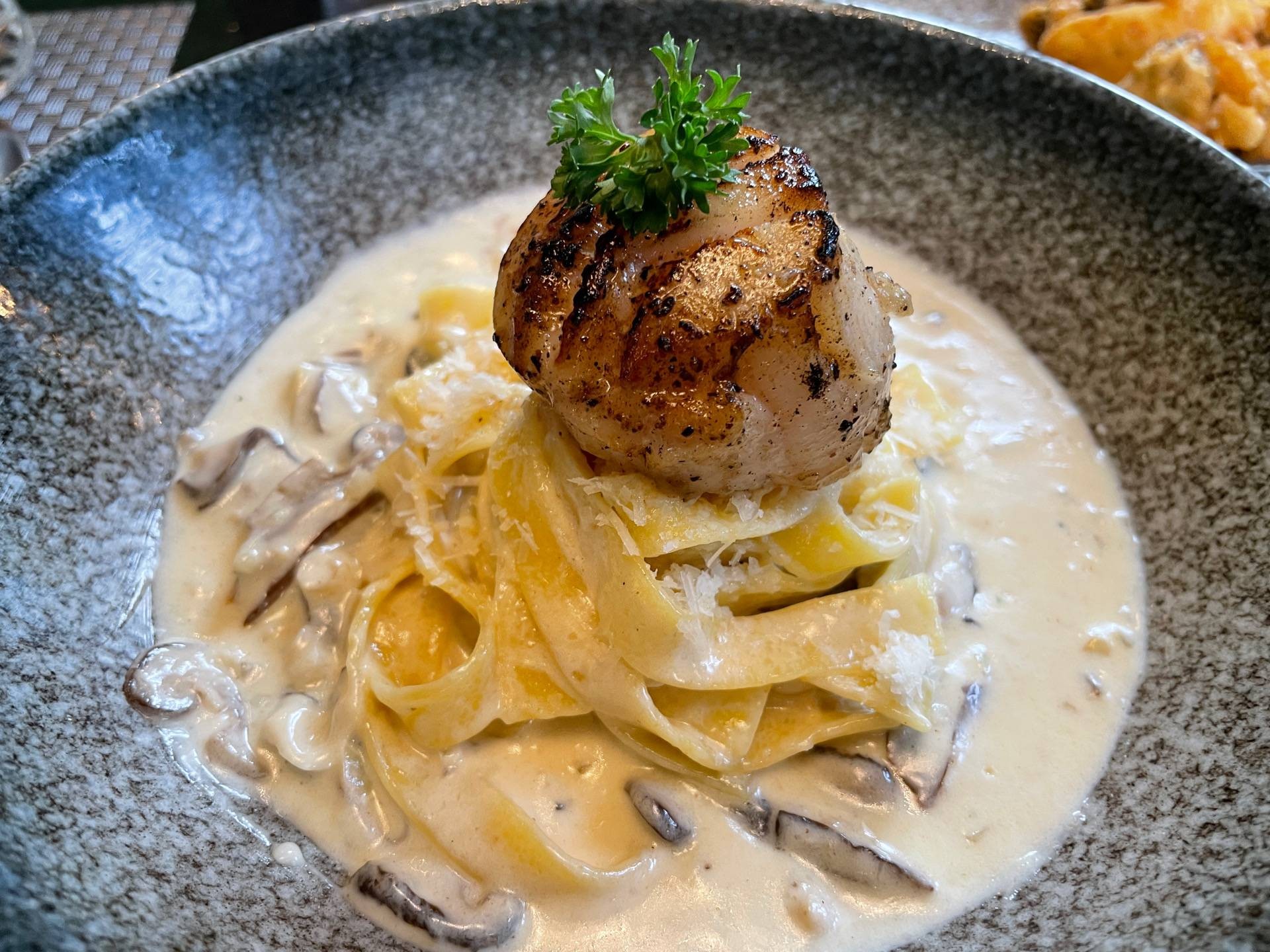 รูป CUT Raw & Grilled และ Chez Miline