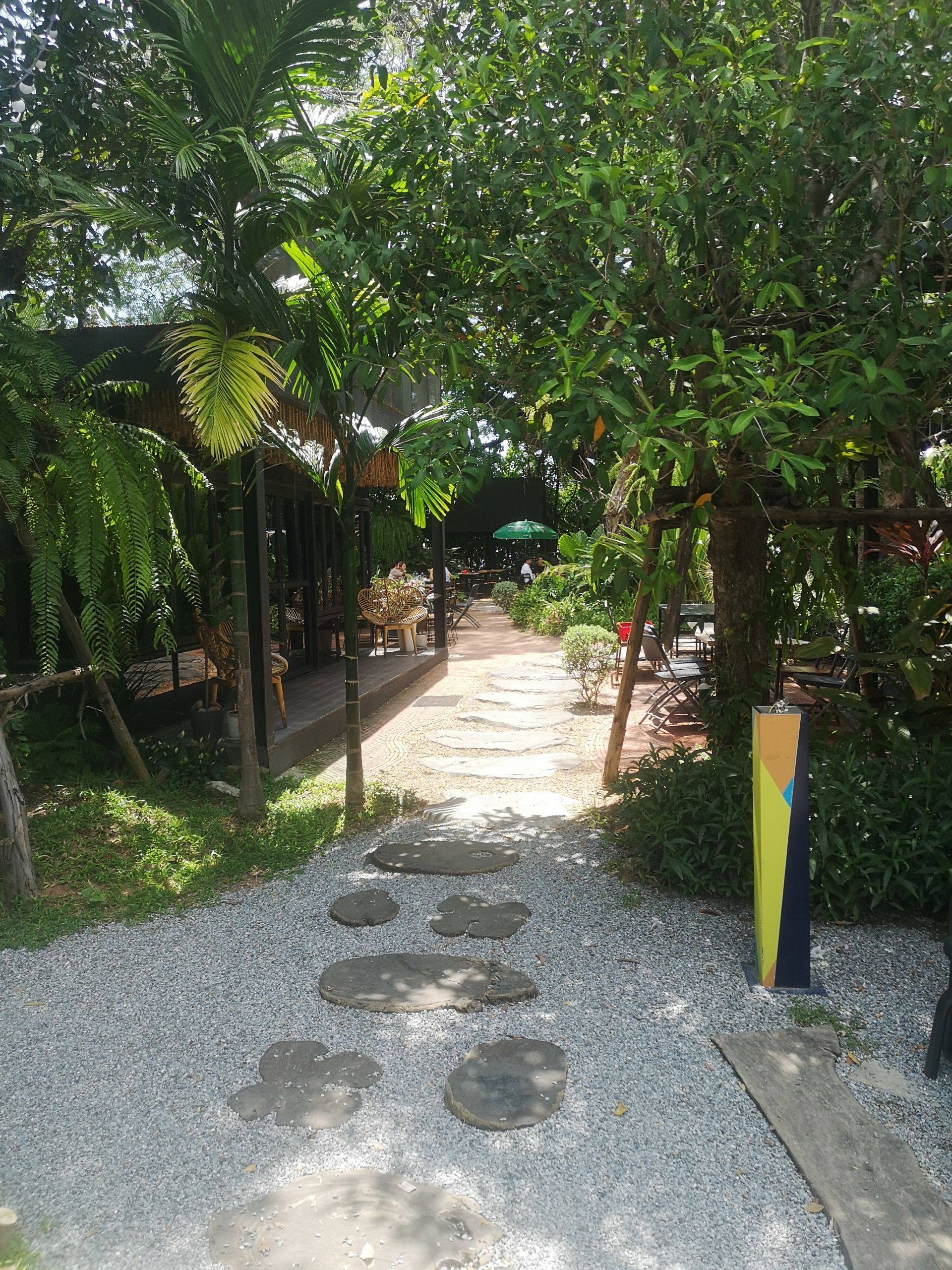 รีวิว WHIP CAFE Bangsaen - Chill out กับสวนสวยๆ