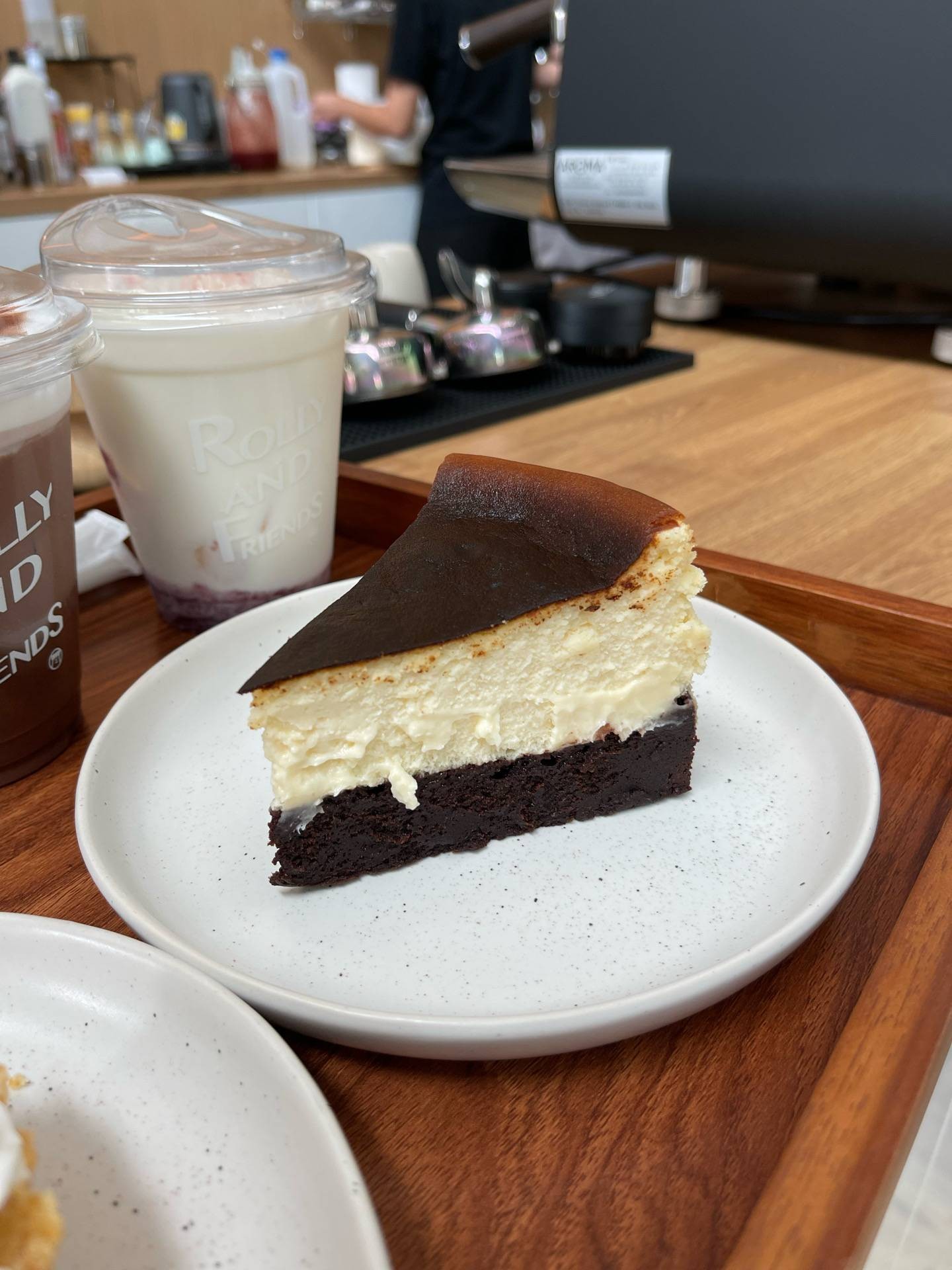 รีวิว Rolly Cafe - บรรยากาศร้านดีมาก ไปชุมพรต้องแวะไป กาแฟ+ขนมเค้กและ ...