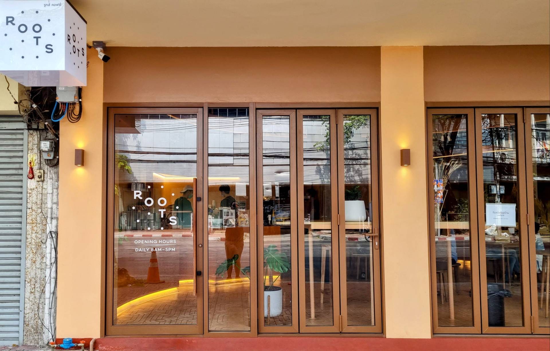 รีวิว Roots at Pratu Phee ท่าพระจันทร์ - วังบูรพา - ร้านกาแฟคุณภาพ กับสาขานั่งชิวย่านประตูผี ...