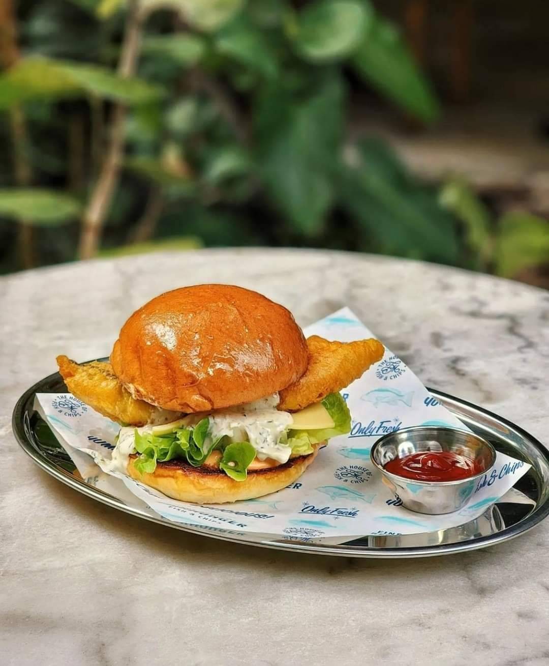 เบอเกอร์ปลา ร้าน Fishmonger - The House of Fish & Chips - Wongnai