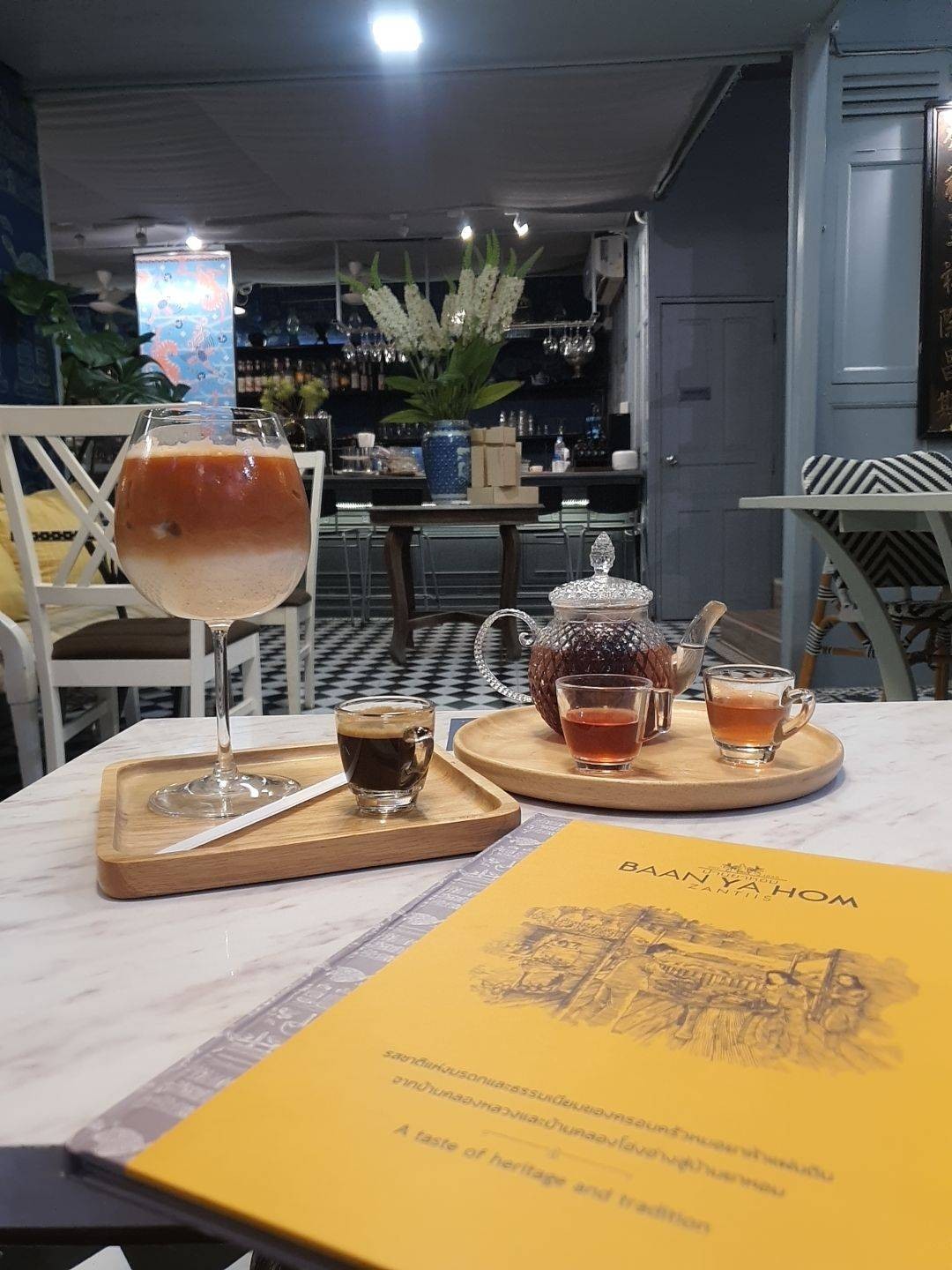Rosella Ya Hom Kopi Teh - Ice milk tea • เพื่อนสั่งกาแฟ แต่เราสั่งชา ...
