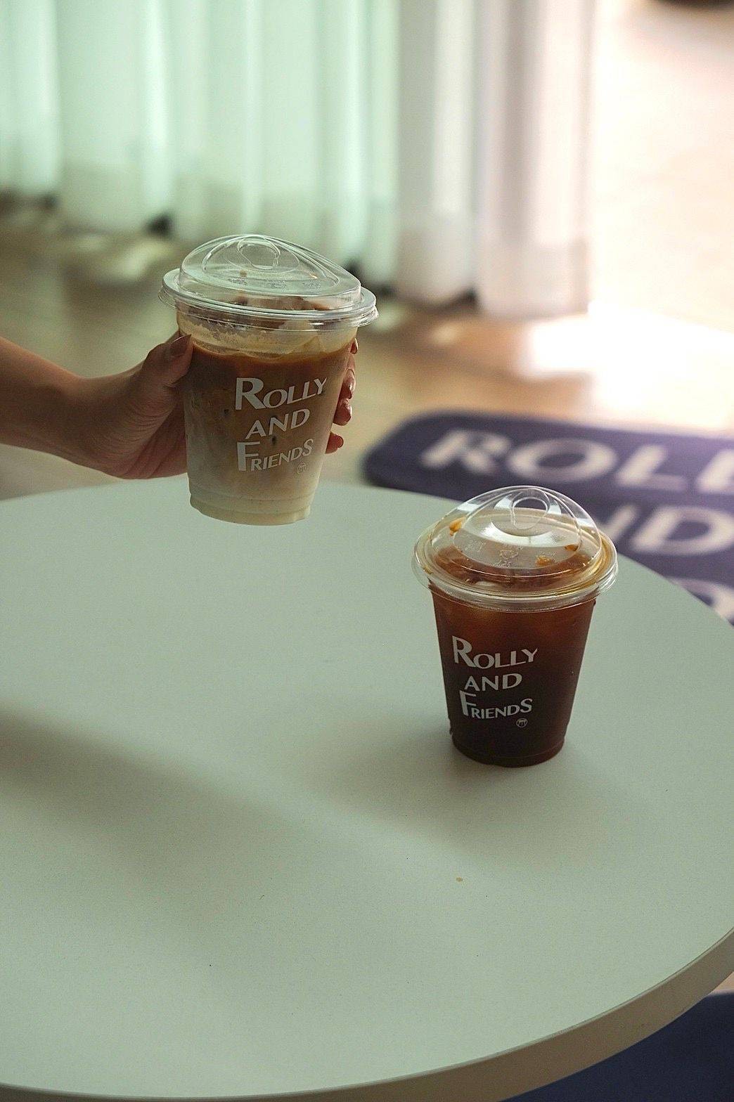 รีวิว Rolly and Friends BKK - กาแฟอร่อย รสชาติดี คอฟเฟิลกรอบนอกนุ่มใน ...