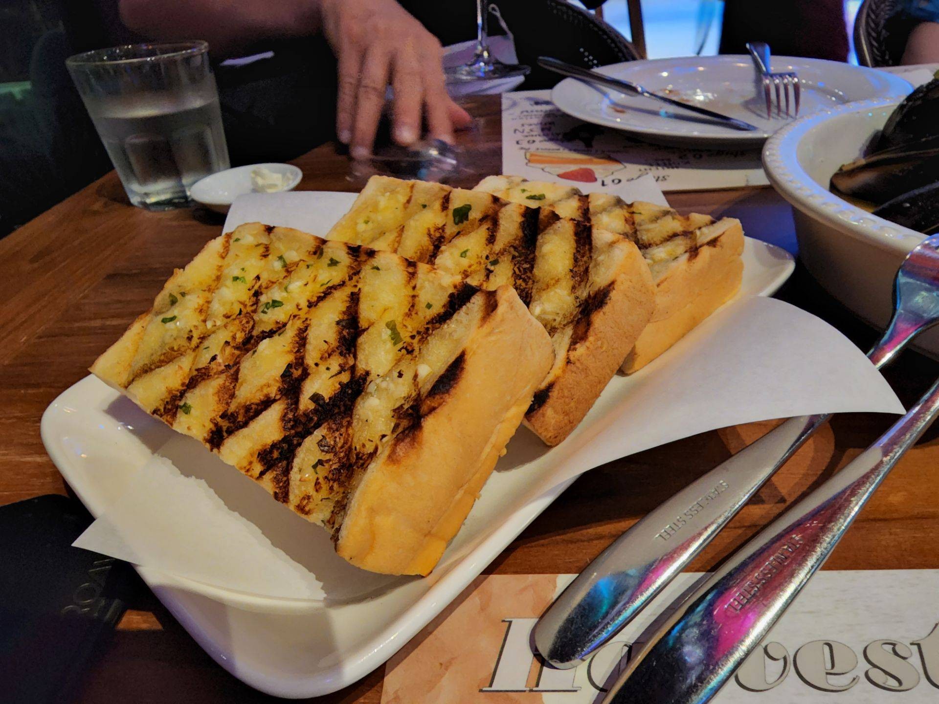 ขนมปังเนยทานกับหอย ร้าน Studer Restaurant (สตูเดอร์) The Best Steak in ...