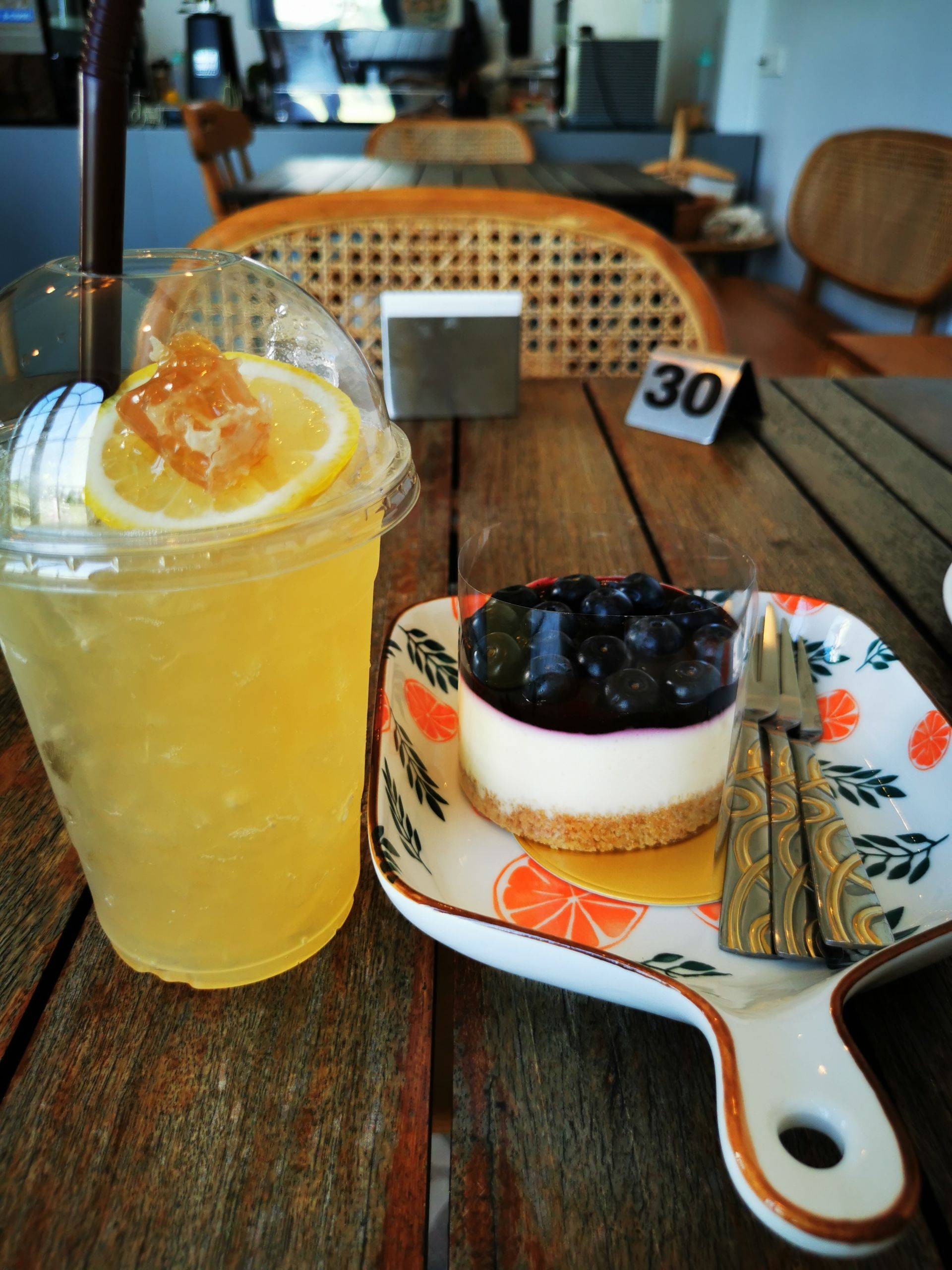 รีวิว Four Four Nine cafe - บรรยากาศ ดี เหมาะสำหรับ การมาถ่ายรูป