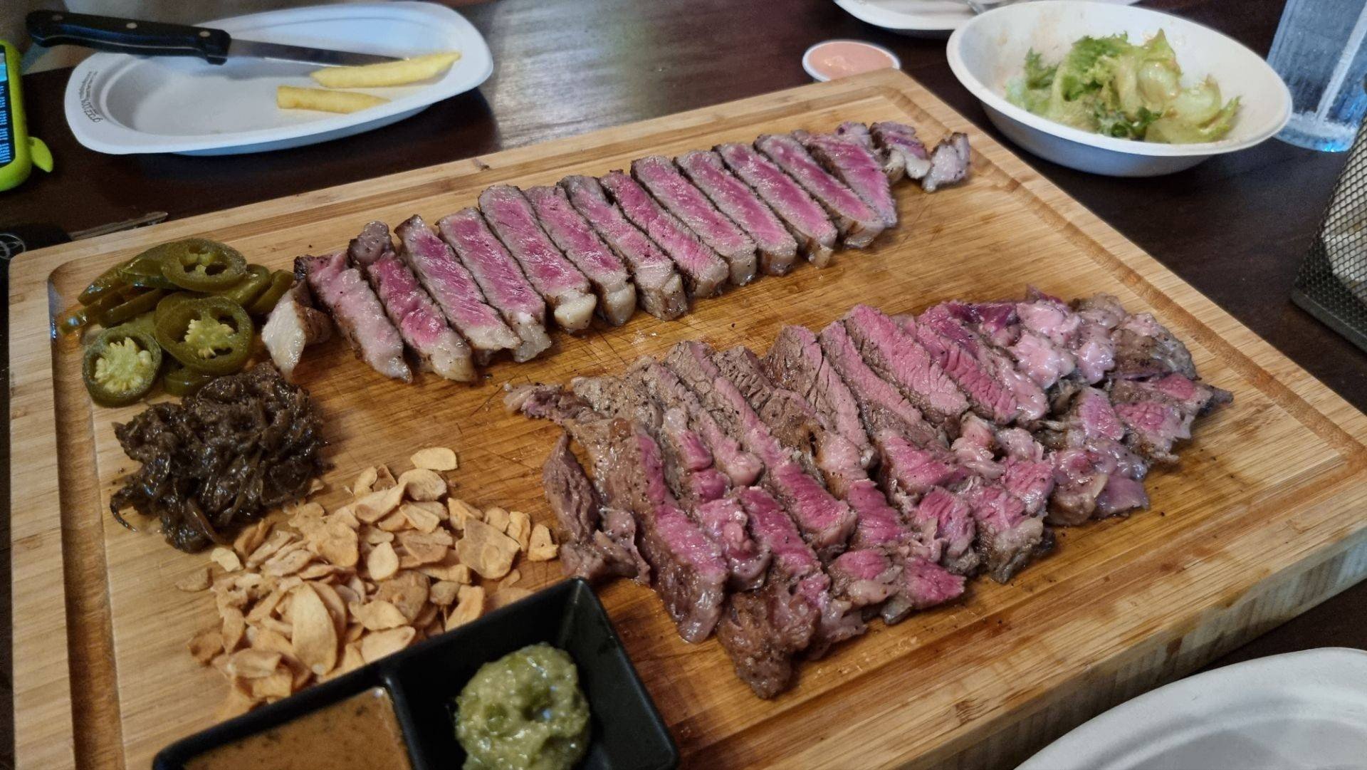 Striploin Aus A7 • (ด้านบน) เนื้อนุ่มละลสยในปาก ไม่มีกลิ่นคาว ไม่เหนียว ...