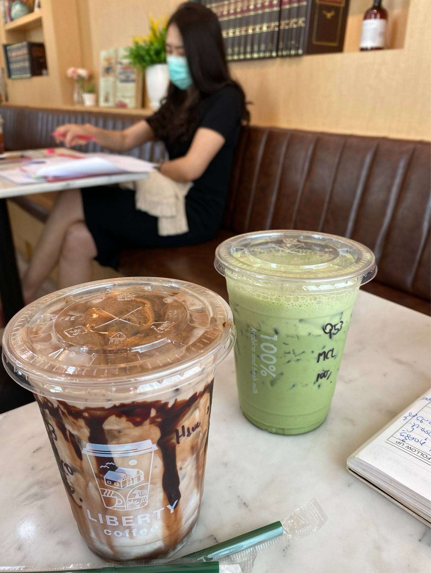 รีวิว Liberty Coffee ลพบุรี - ร้านกลางวัน วันธรรมดา คนอาจจะเยอะ เสาทิตย์ คนเยอะตลอดวัน พื้นที่ใน ...