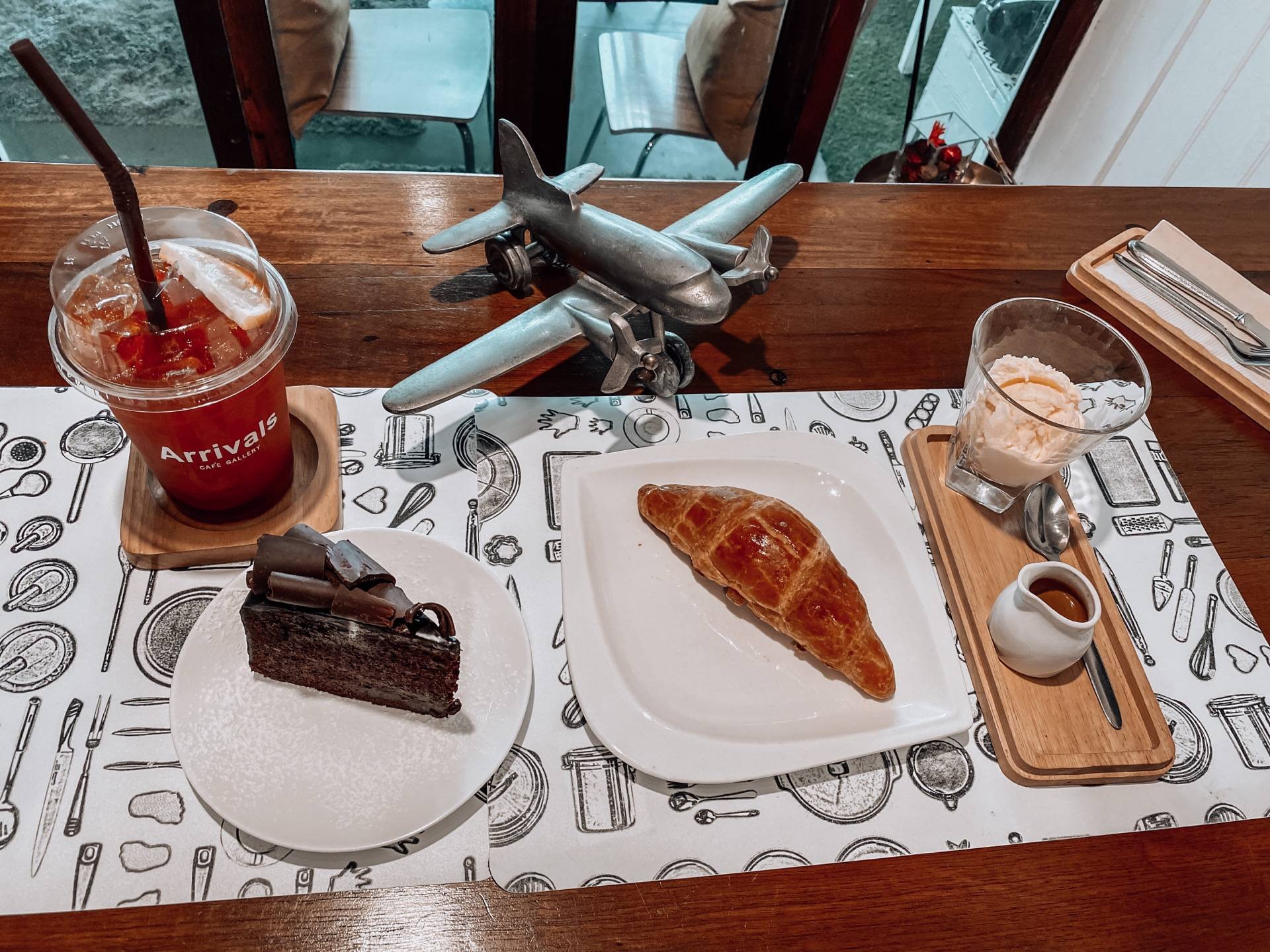รูป Arrivals Cafe Gallery สุวินทวงศ์