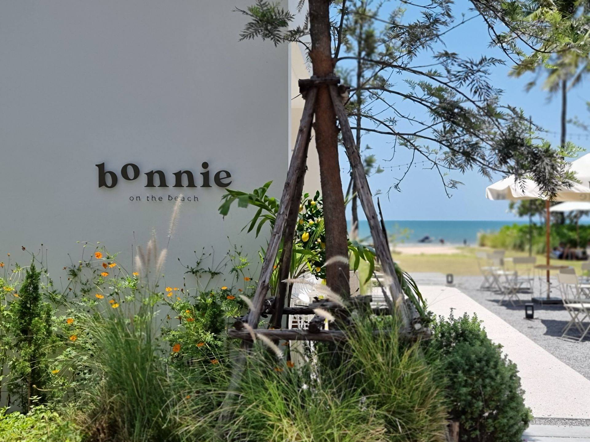 รีวิว bonnie on the beach - คาเฟ่ริมทะเล สไตล์ minimal