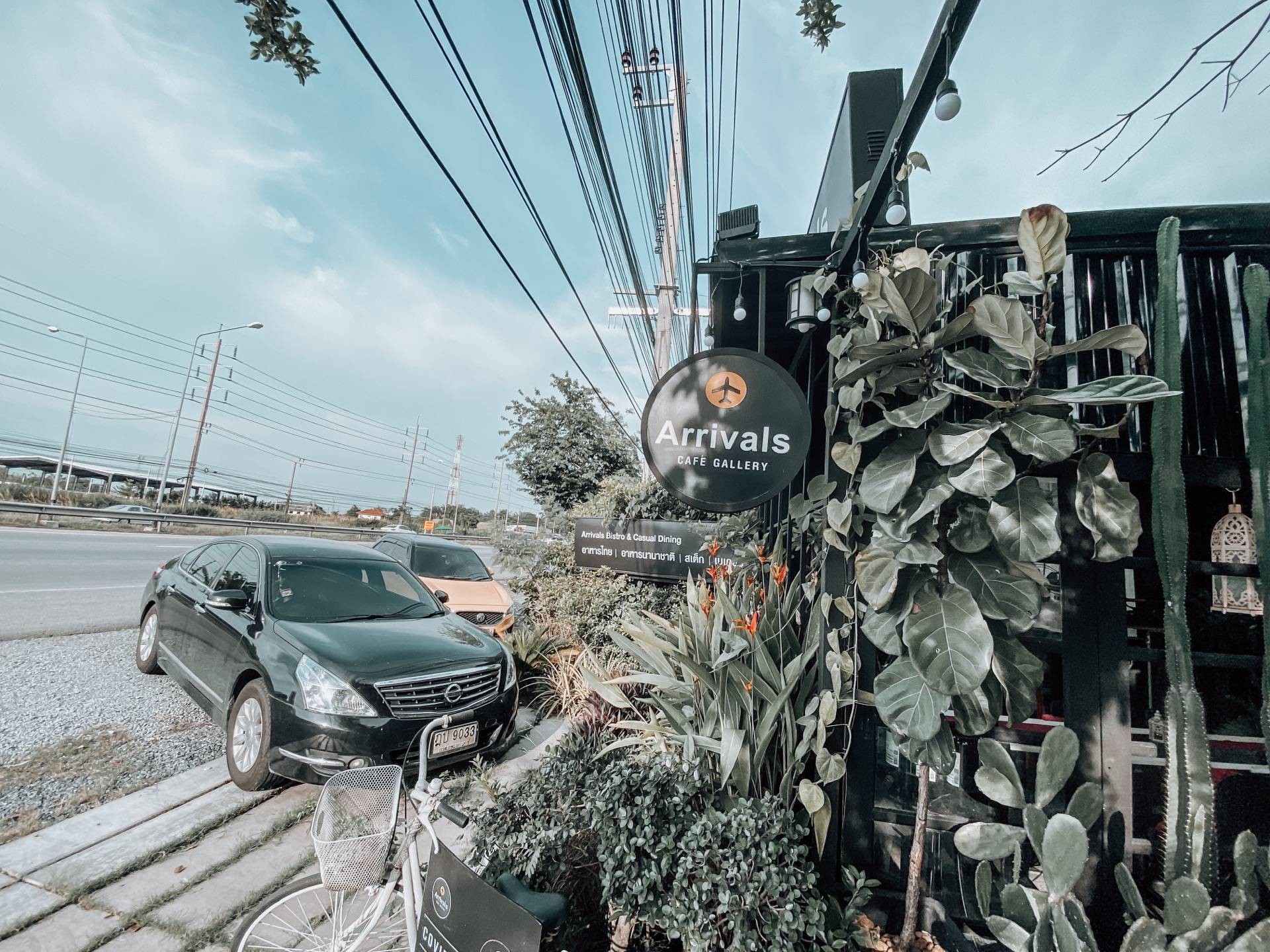 รูป Arrivals Cafe Gallery สุวินทวงศ์