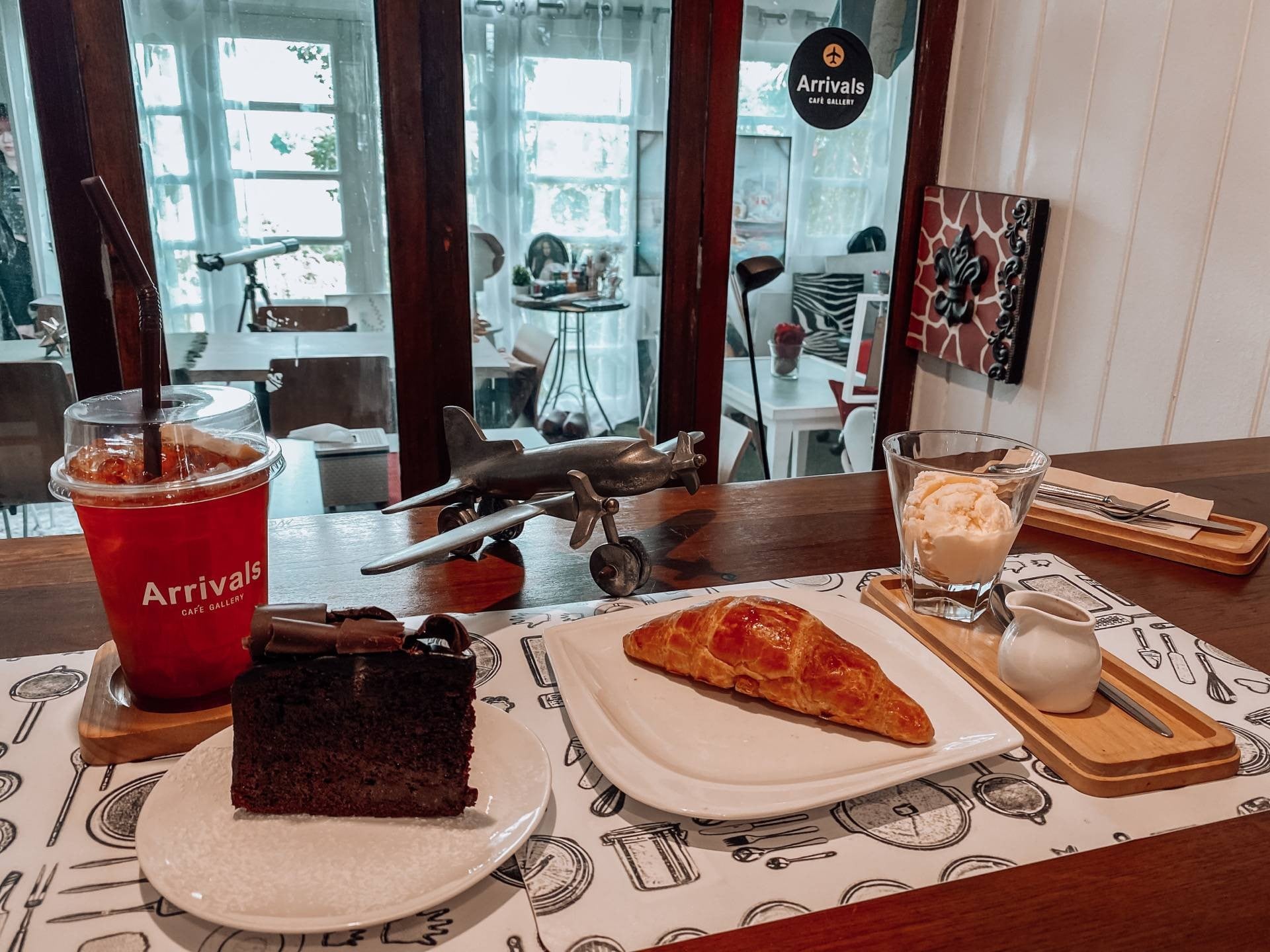 รูป Arrivals Cafe Gallery สุวินทวงศ์
