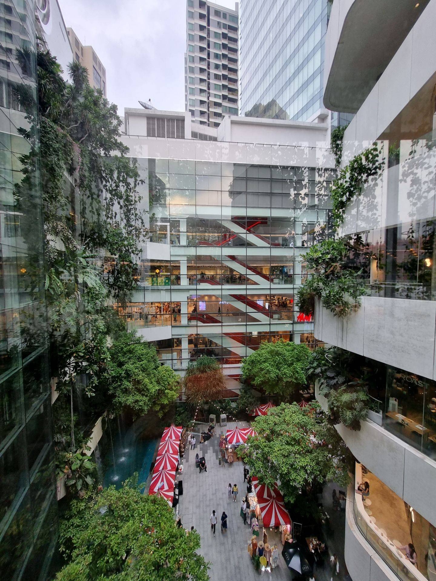 รูป EmQuartier