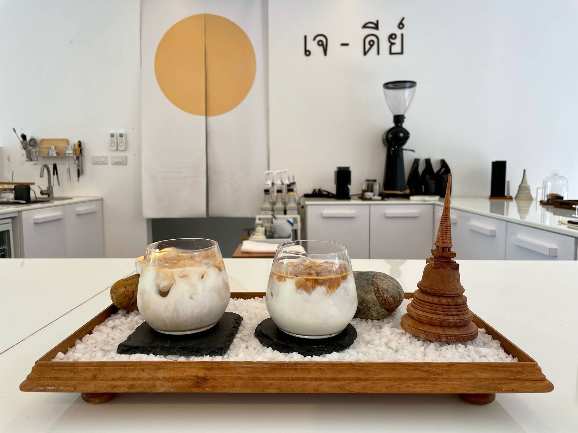 รีวิว JEDI Specialty Coffee - JEDI Cafe and Bar คาเฟ่ไทย มินิมอล