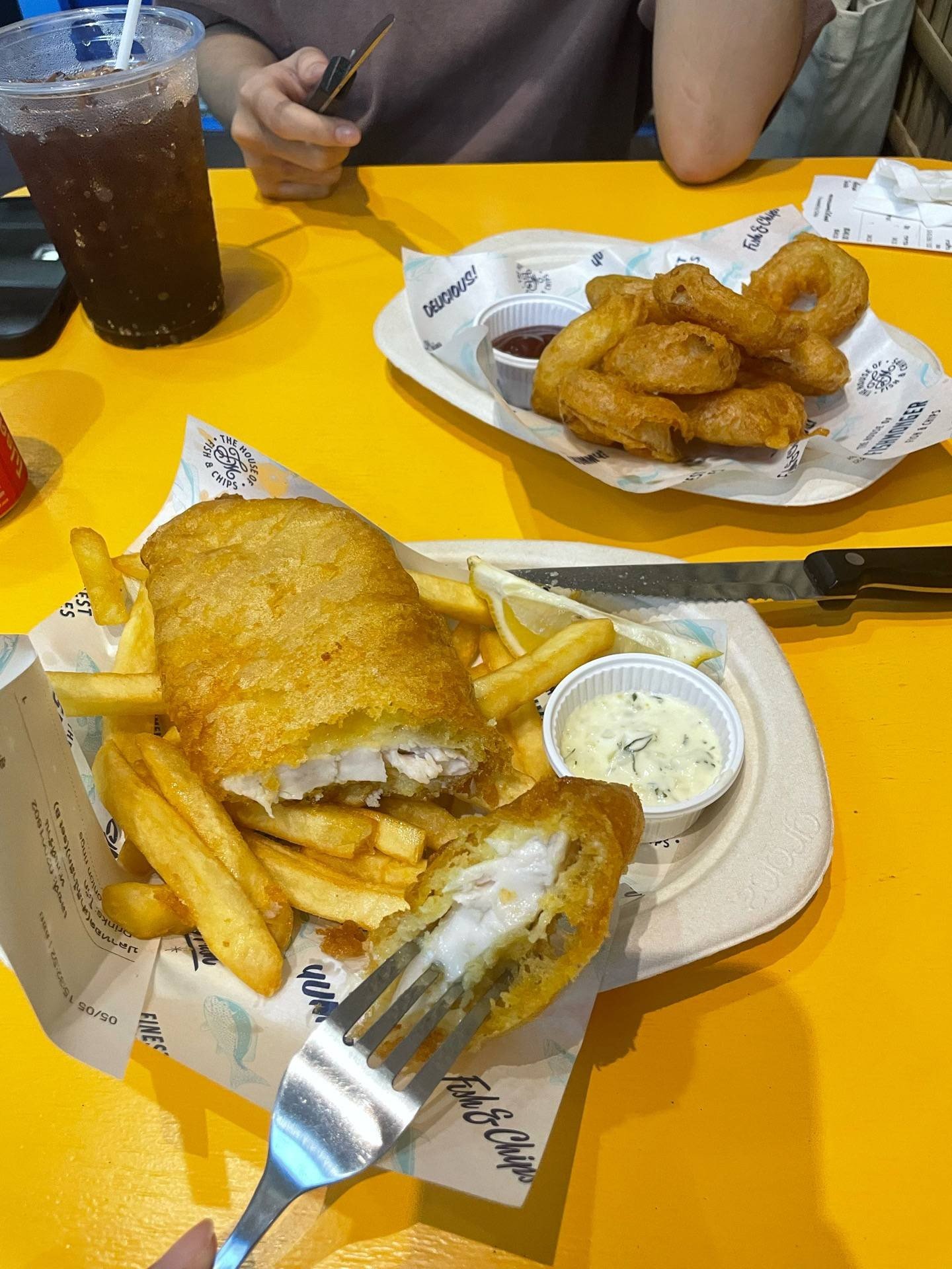 รีวิว Fishmonger - The House of Fish & Chips โรงแรมเอเชีย - ปลาสดดีมากค่ะ วันที่ไปมีแต่ fish of ...