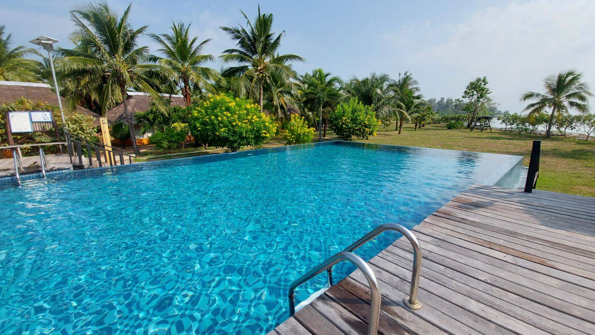 รูป Lawana Escape Beach Resort
