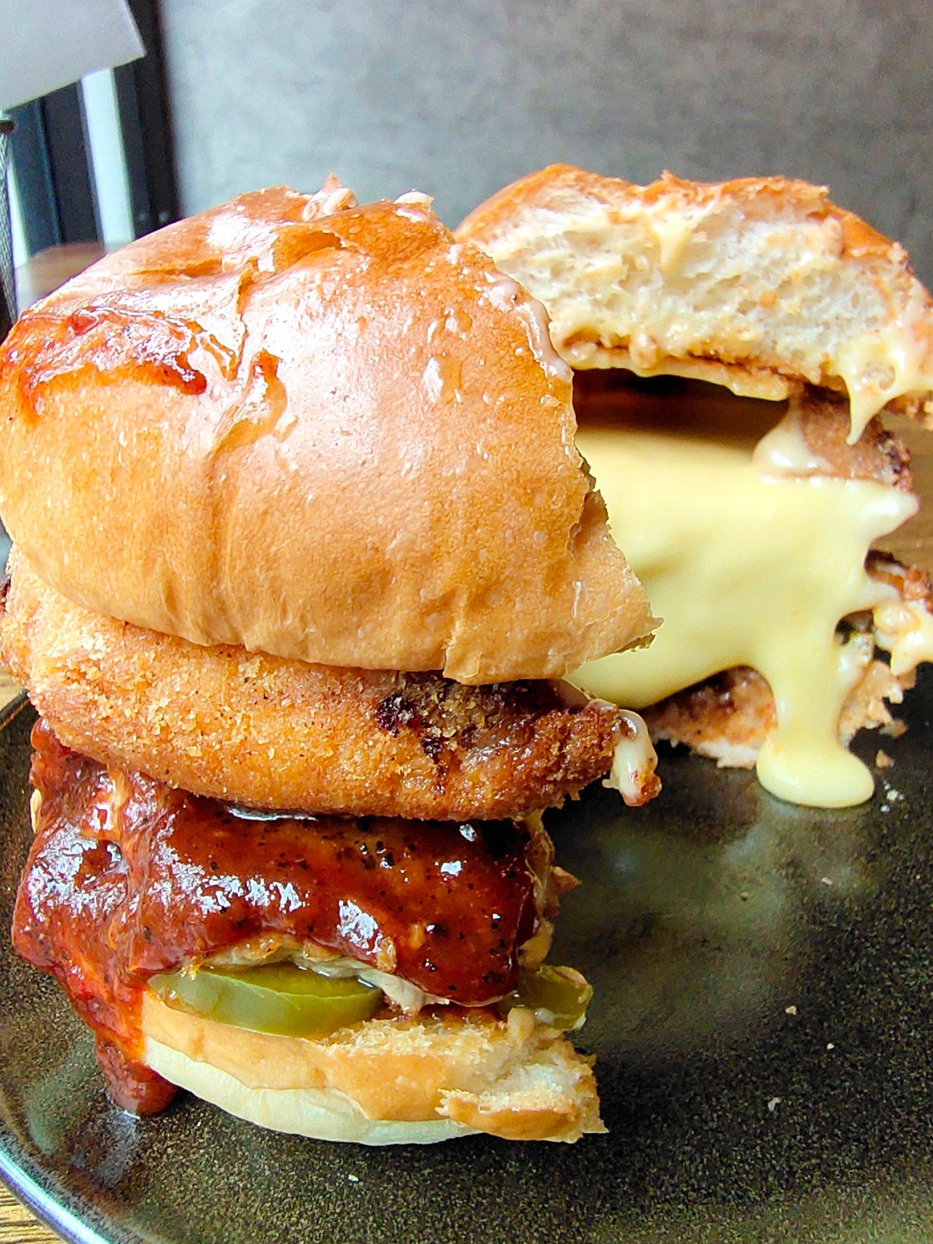 รีวิว Cast Iron Burgerhaus - Cheesy Monster ใครชอบขีสเบอร์เกอร์ต้องลอง ...