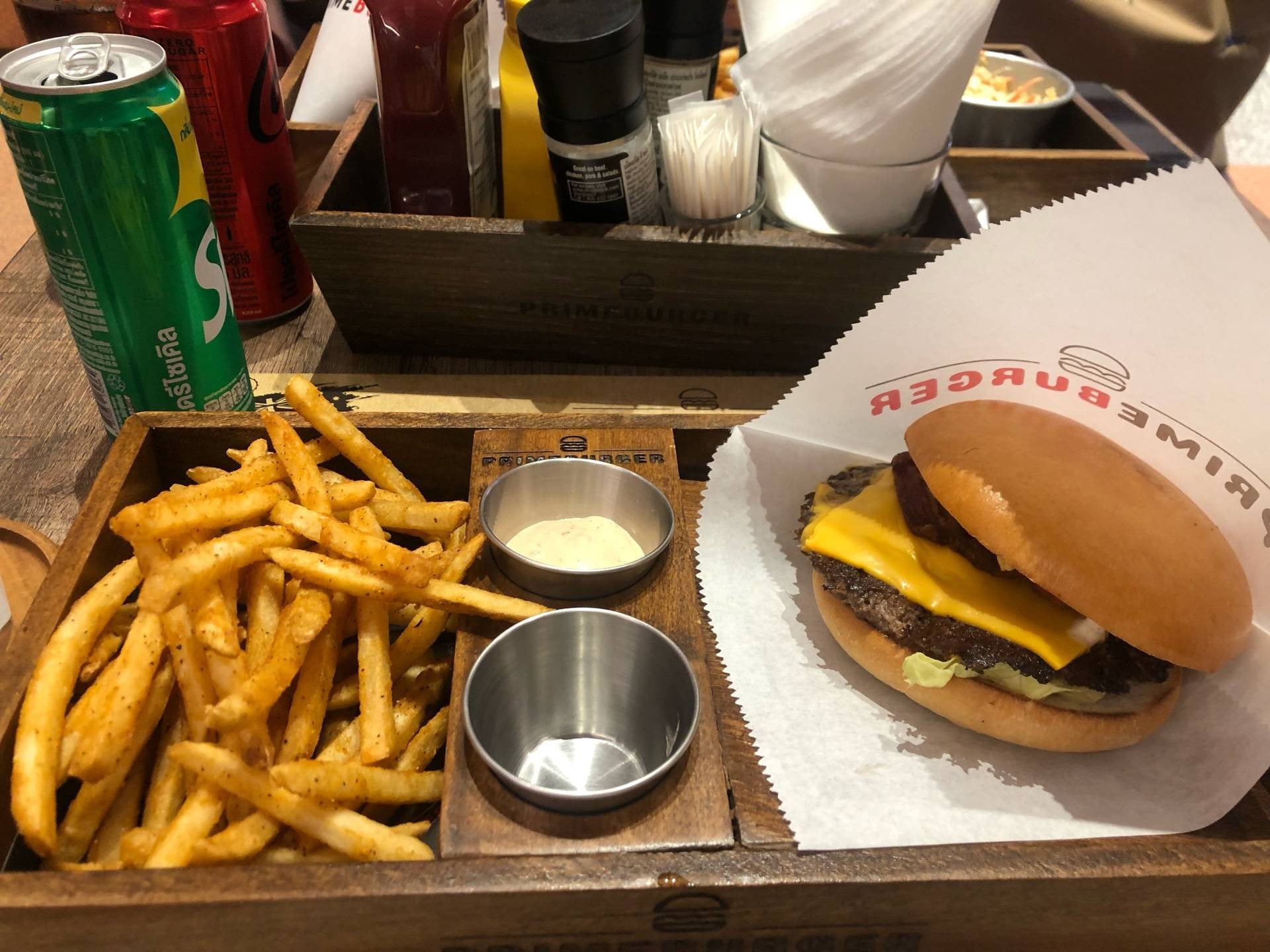 Paris Burger with Fries • ในเซตเขียนว่าเป็น waffle แต่ว่าได้มาเป็น ...