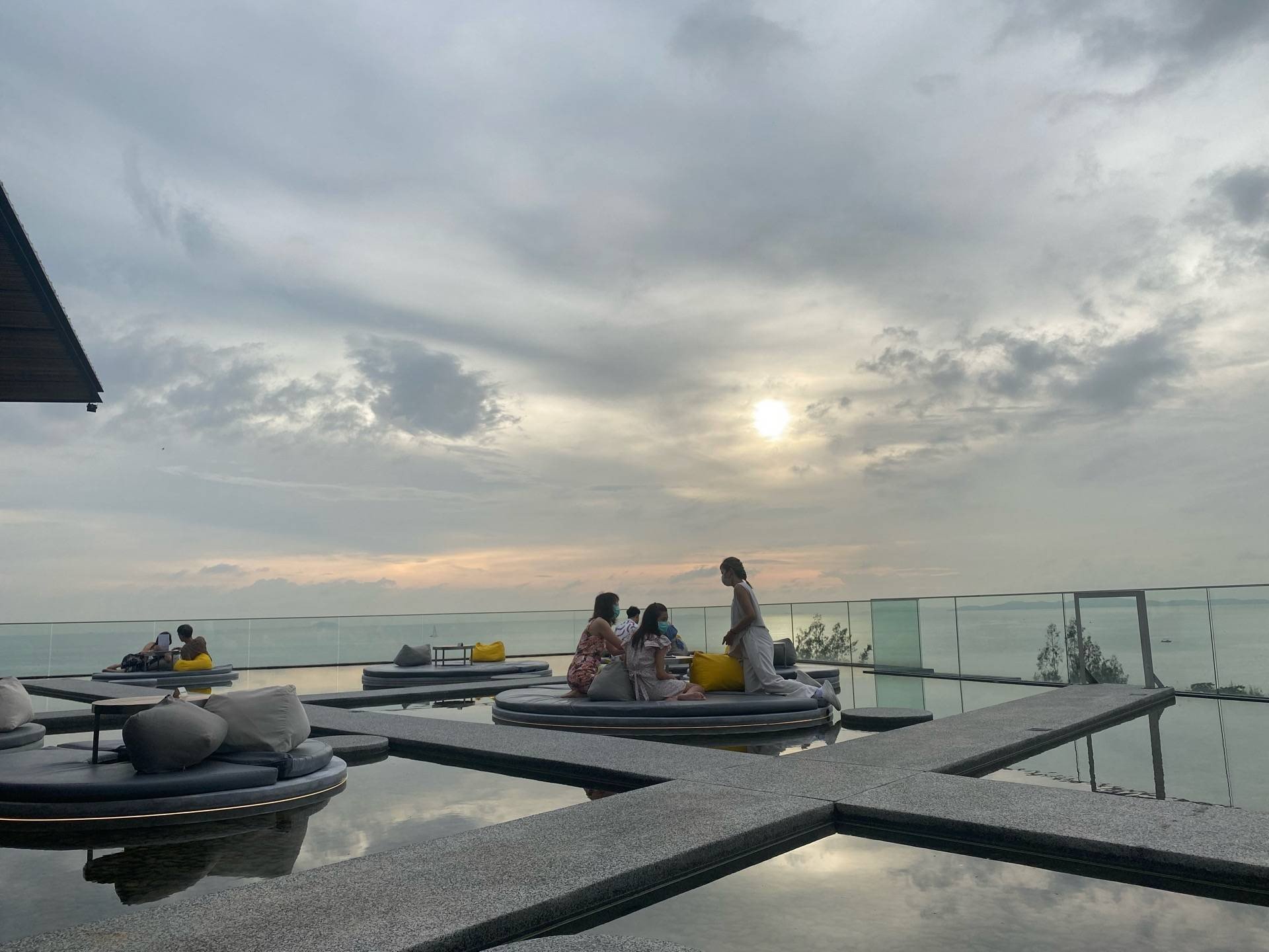 13 Rooftop พัทยา บรรยากาศที่ฝันหา สวยสะดุดตา พาคนรู้ใจไปชิล!