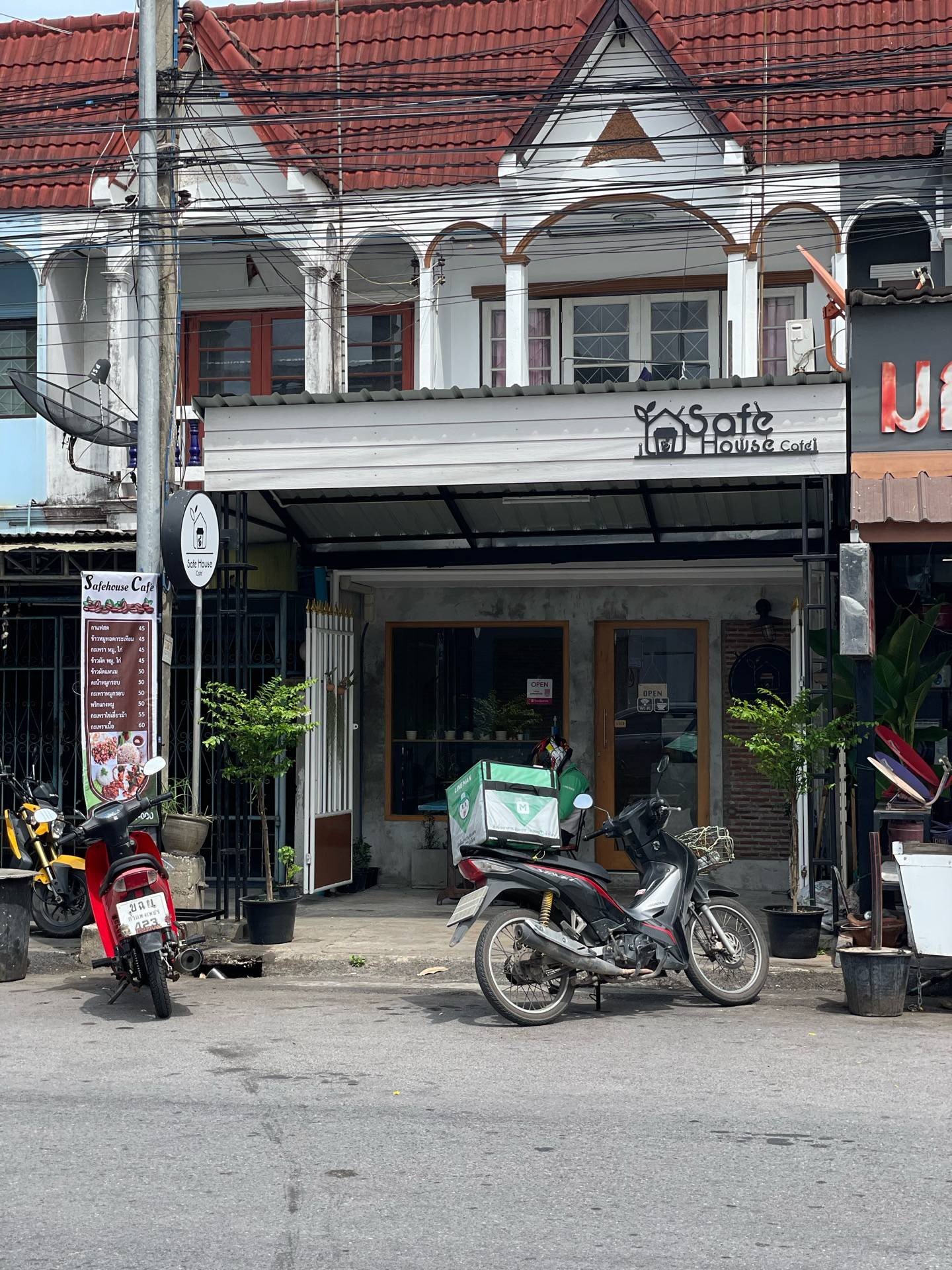 รีวิว Safe House Cafe - ร้านกาแฟ มีอาหารจานด่วนด้วยนะ ราคาไม่แพง