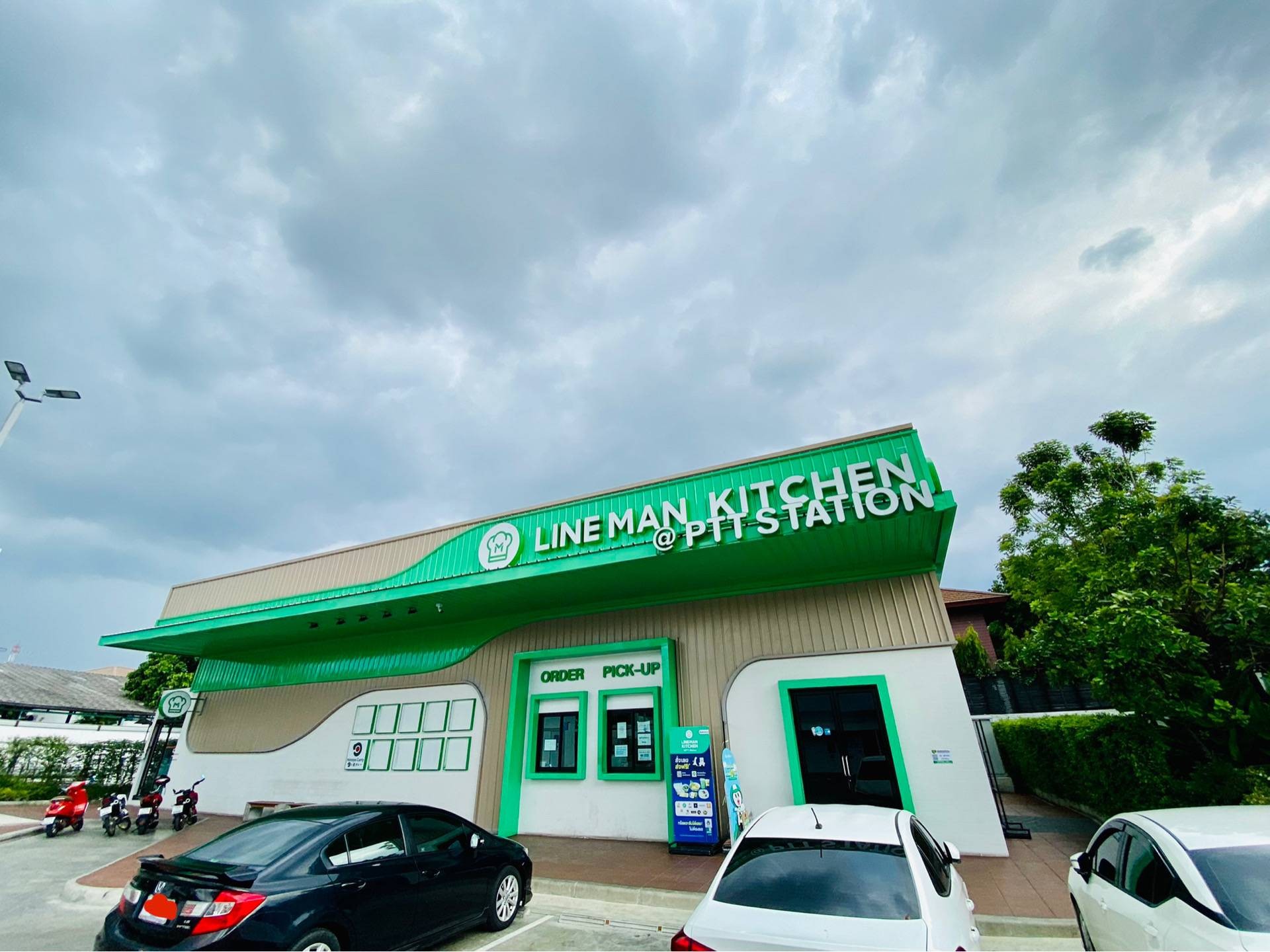 รีวิว สวนผัก โอ้กะจู๋ LINE MAN Kitchen เกษตรนวมินทร์ - มาจอดรถหน้าร้านแล้วกดสั่งรอเอากลับบ้าน ...