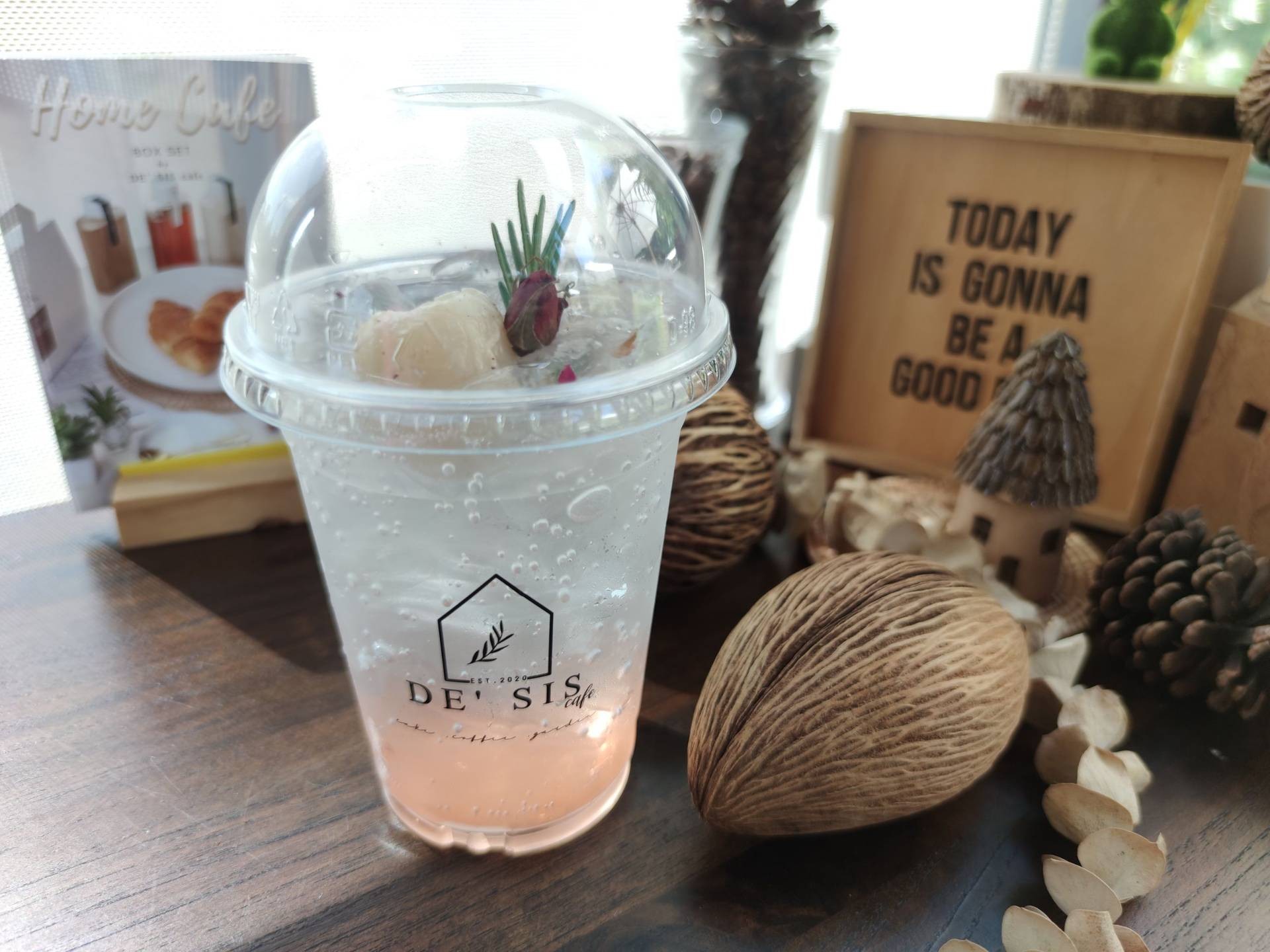รีวิว De'sis Cafe - คาเฟ่ในสวนเค้กทำเองสดๆทุกวัน เมนูเครื่องดื่มงดงาม ...