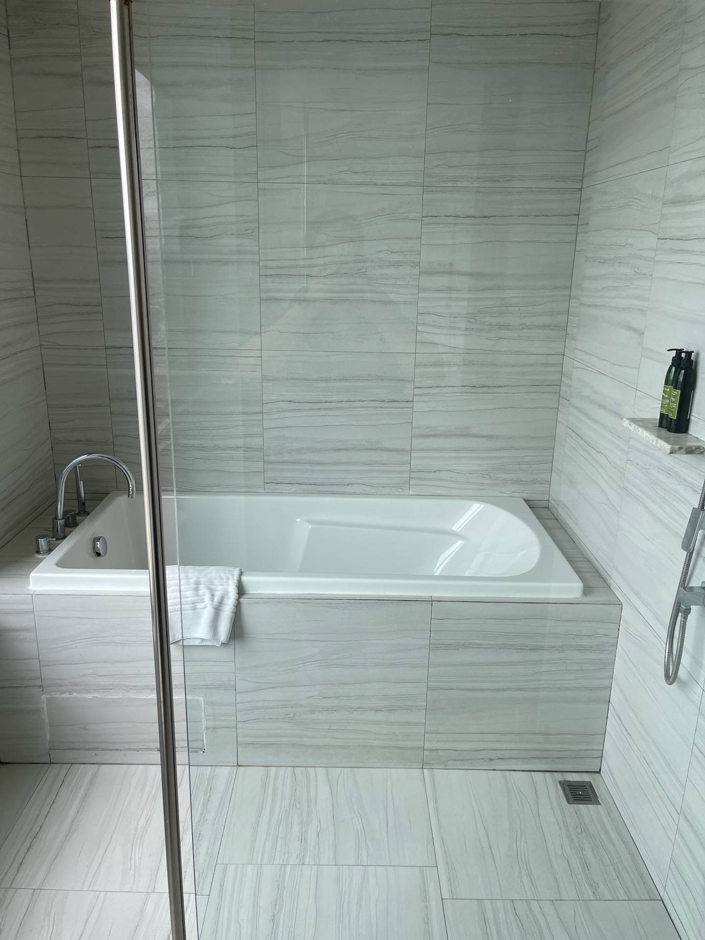 รูป The Quarter Ari By Uhg