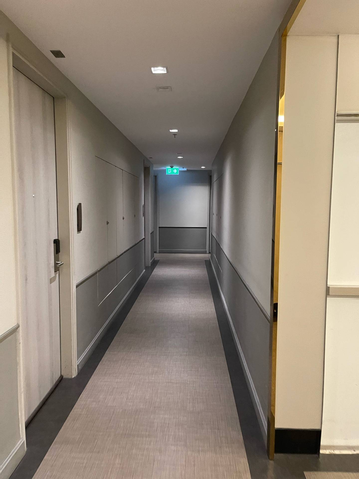 รูป The Quarter Ari By Uhg