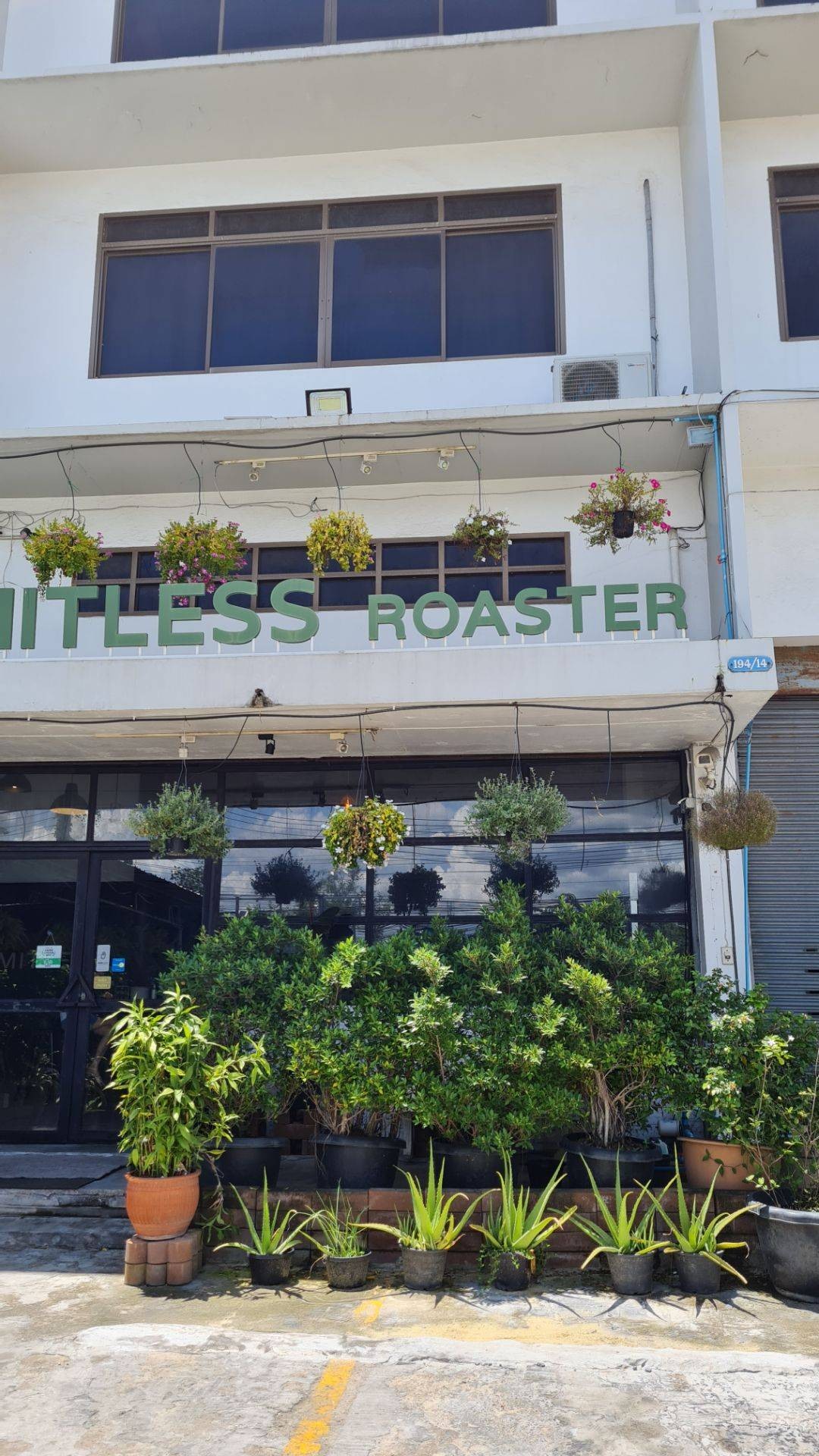 รีวิว Limitless Coffee Roaster Suan Phak - กาแฟหอม ที่นั่งสบาย