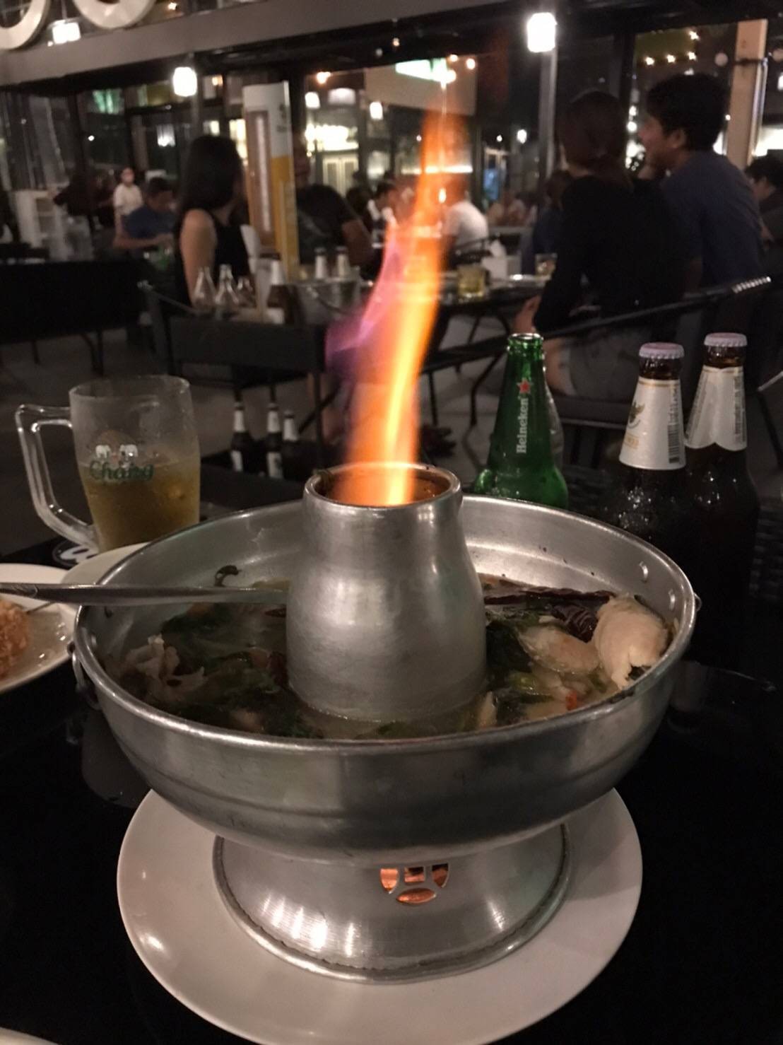 รีวิว U-Tube Bar & Restaurant - ร้านชิล คนเยอะมาก เต็มทุกโต๊ะ