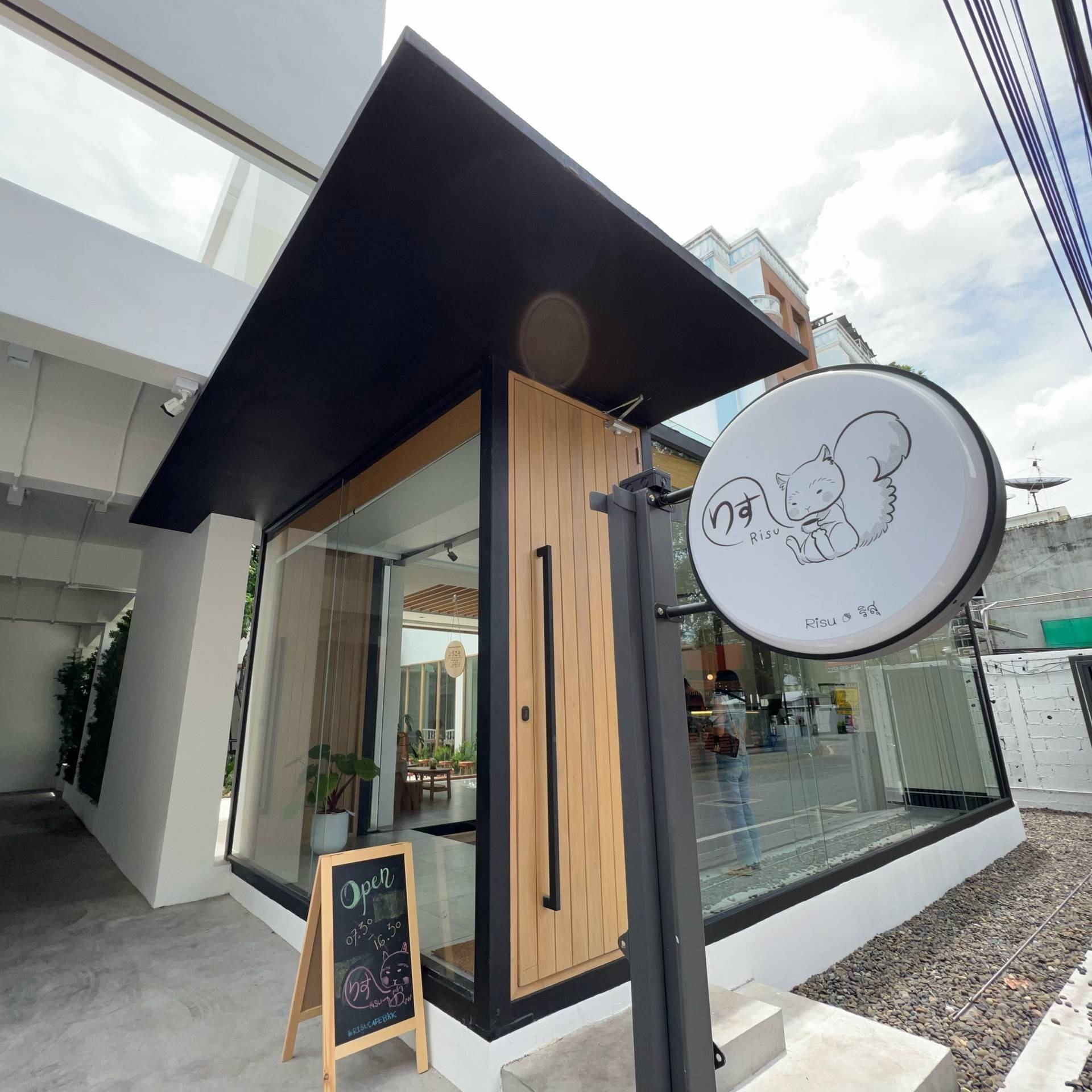 รีวิว RISU CAFE เอกมัย 12 - ร้านเปิดใหม่ ขาวสวย สบายตา ลาเต้ร้อนอร่อยดีมาก