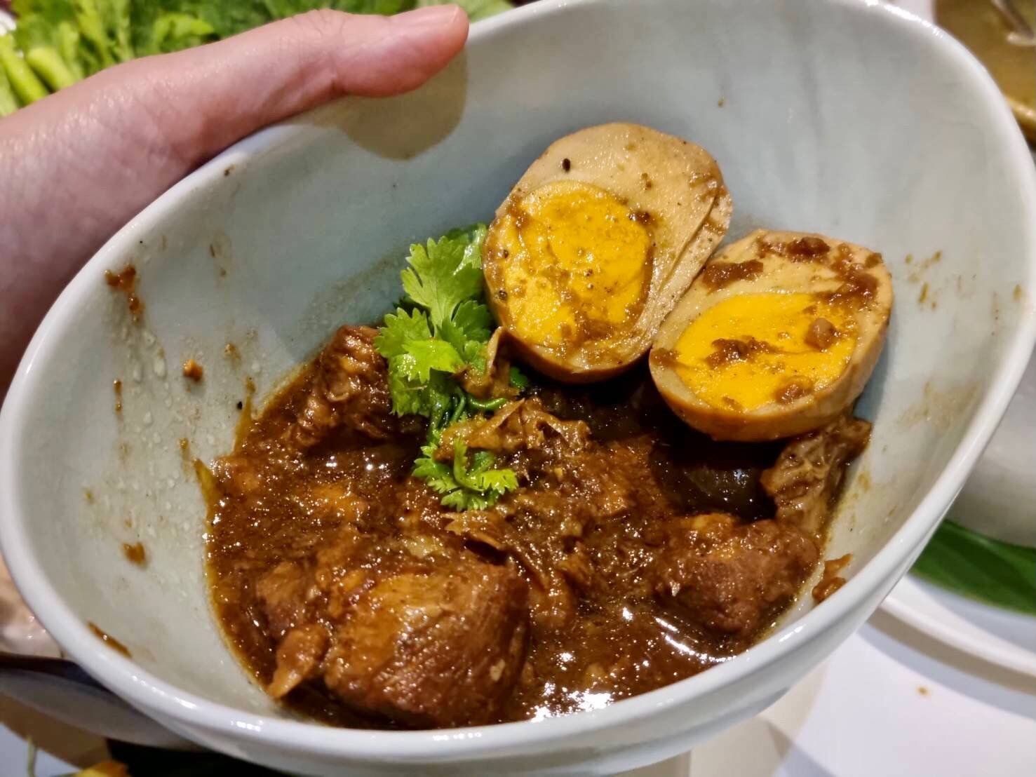 หมูฮ้องไข่นกกระทา ร้าน The Local by Oam Thong Thai Cuisine อโศก