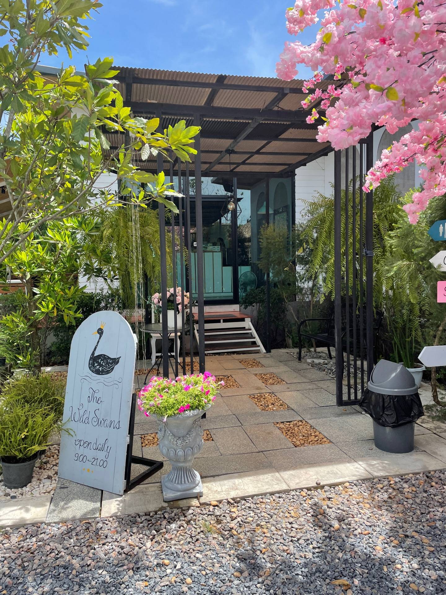 รูป The Wild Swans Lake And Restaurant
