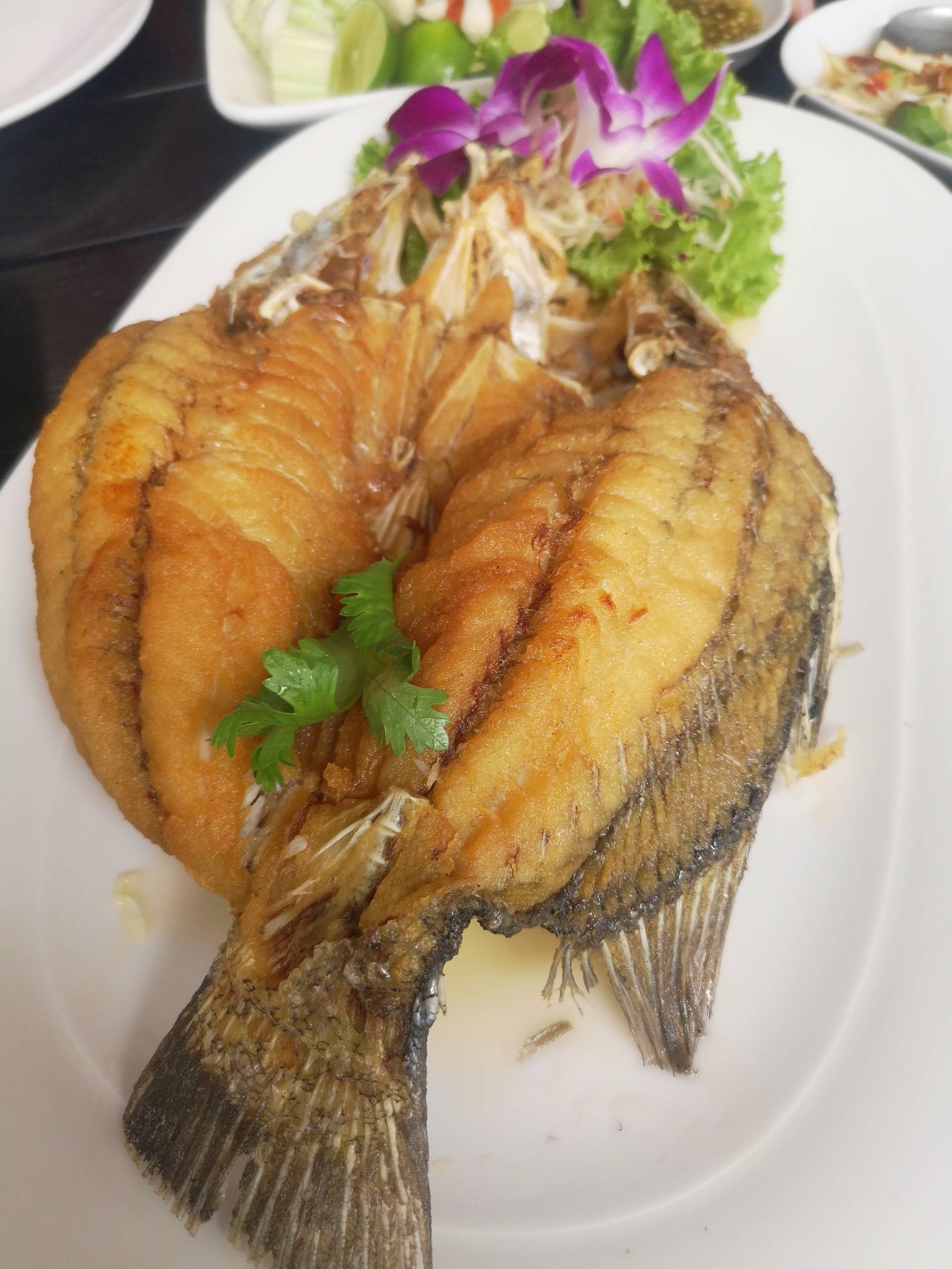 ปลากระพงทอดน้ำปลา ร้าน Boss Thai & Seafood Restaurant (river)