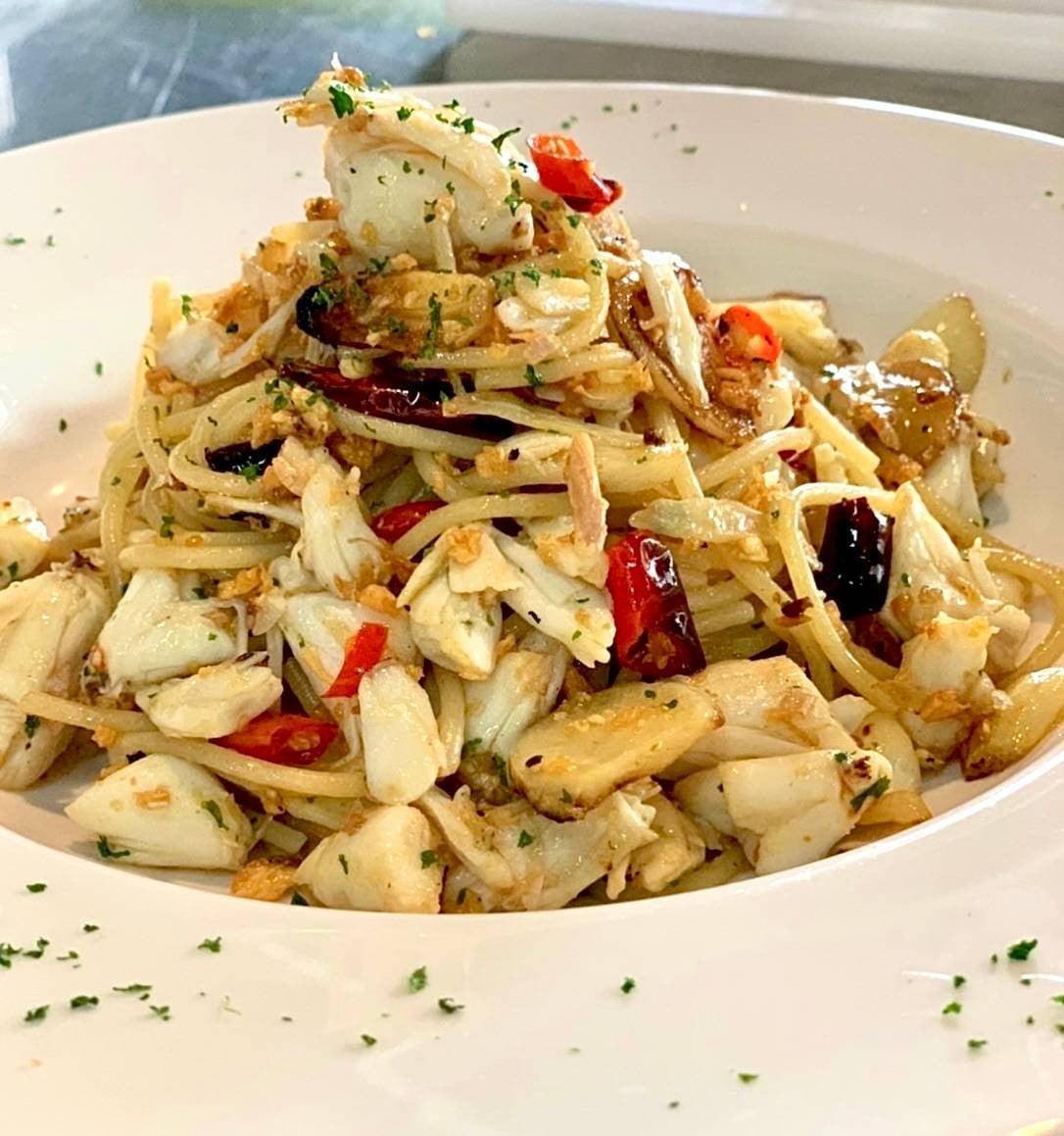 สปาเก็ตตี้ปูก้อนผัดพริกเกลือ • image ร้าน Captain Noi by Chef Fiat ...