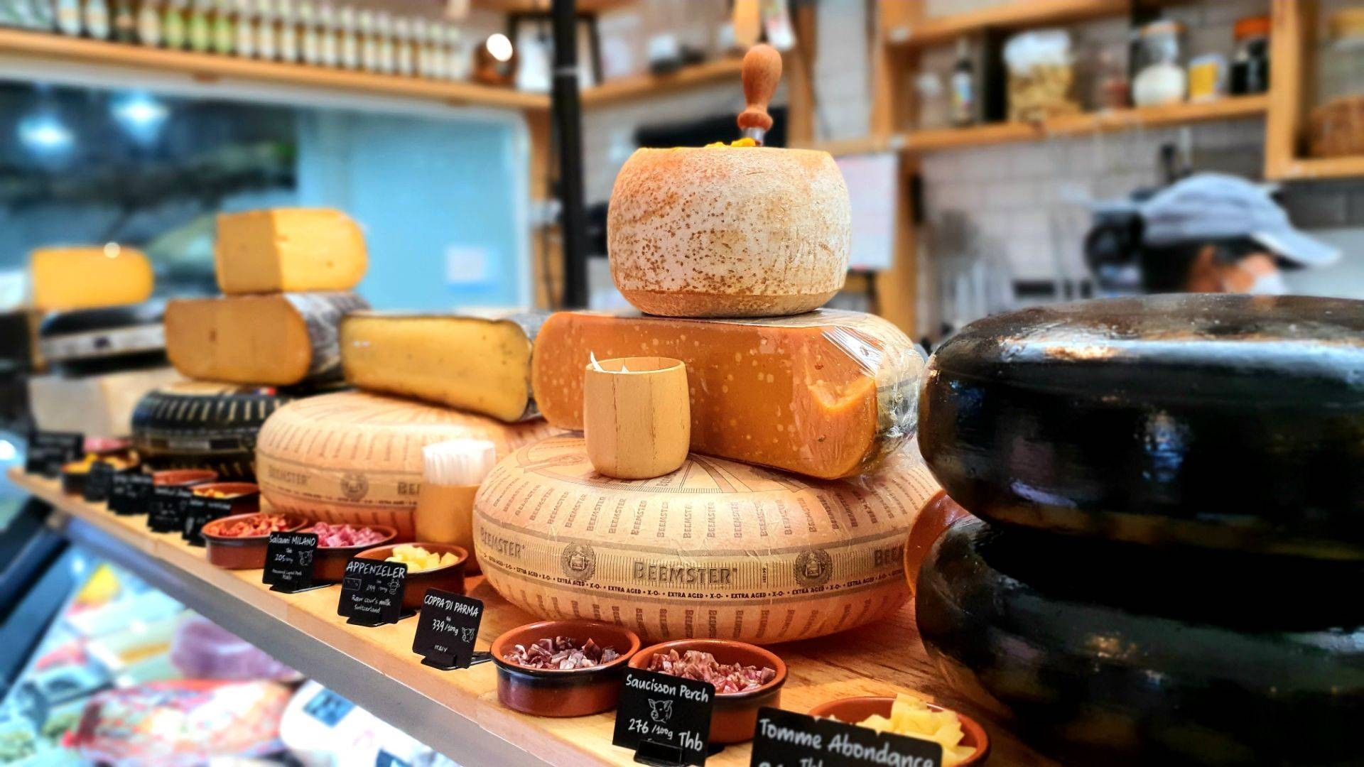 รีวิว El Mercado ซอยไผ่สิงห์โต - มีวาไรตี้ของชีสและโคลคัทให้เลือกกัน ...